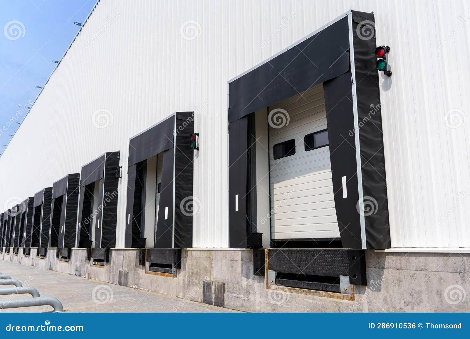 Warehouse Gate for Loading and Unloading Cargo in a Distributed Center ...