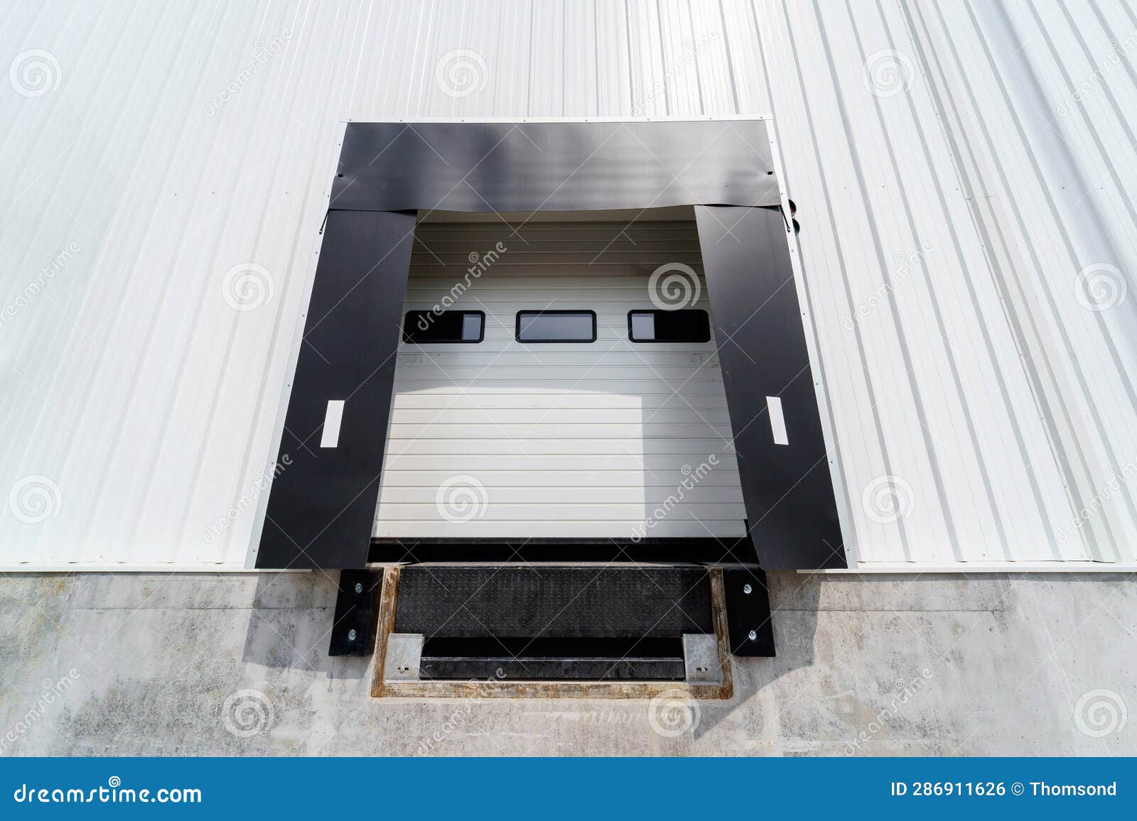 Warehouse Gate for Loading and Unloading Cargo in a Distributed Center ...