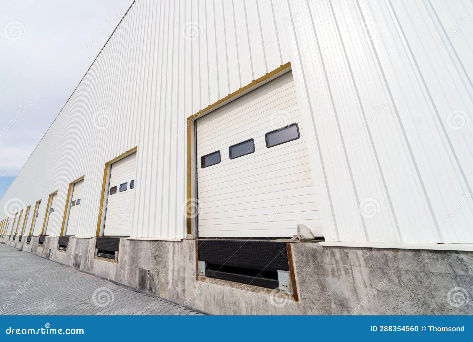 Warehouse Gate for Loading and Unloading Cargo in a Distributed Center ...