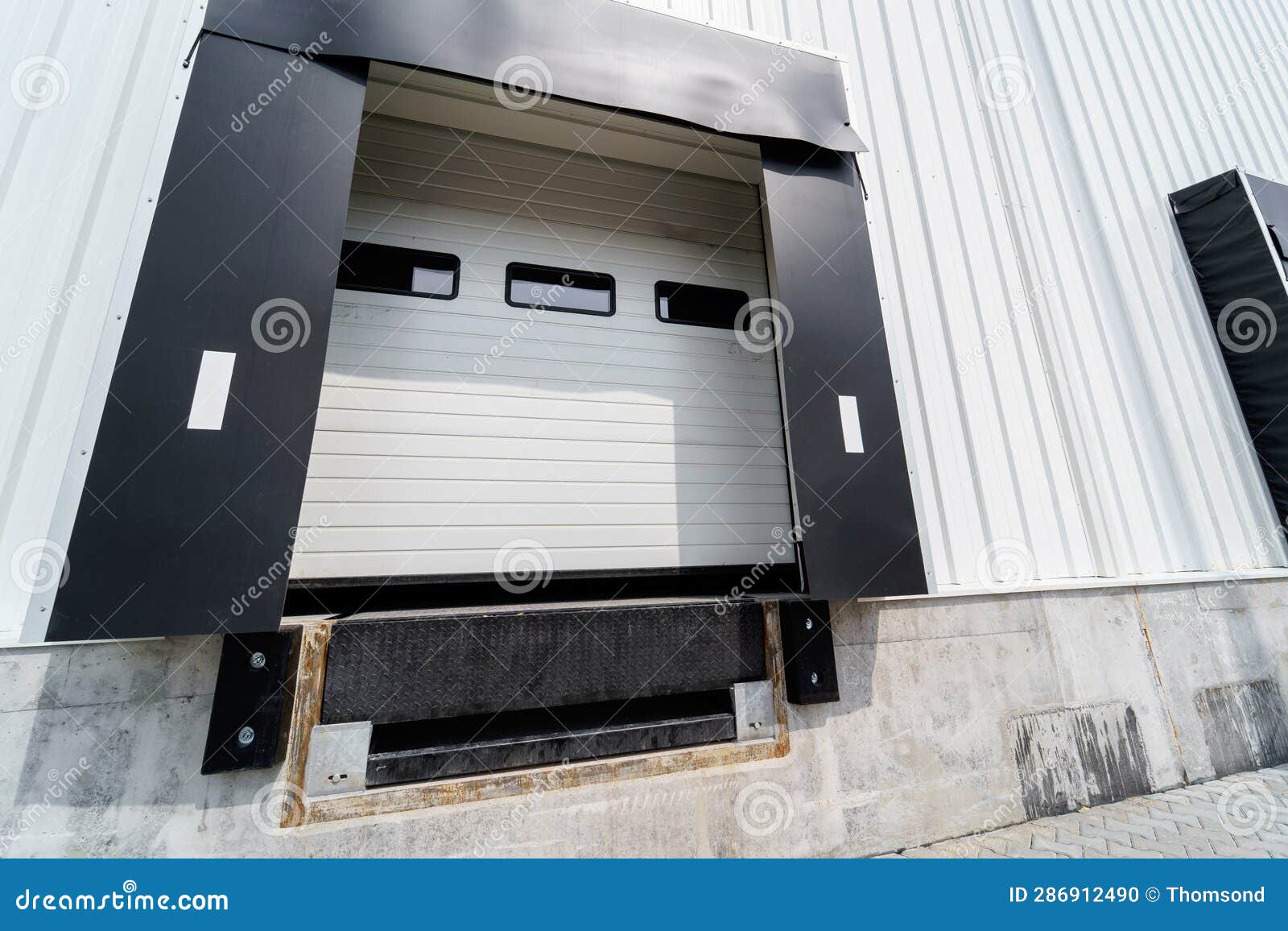 Warehouse Gate for Loading and Unloading Cargo in a Distributed Center ...