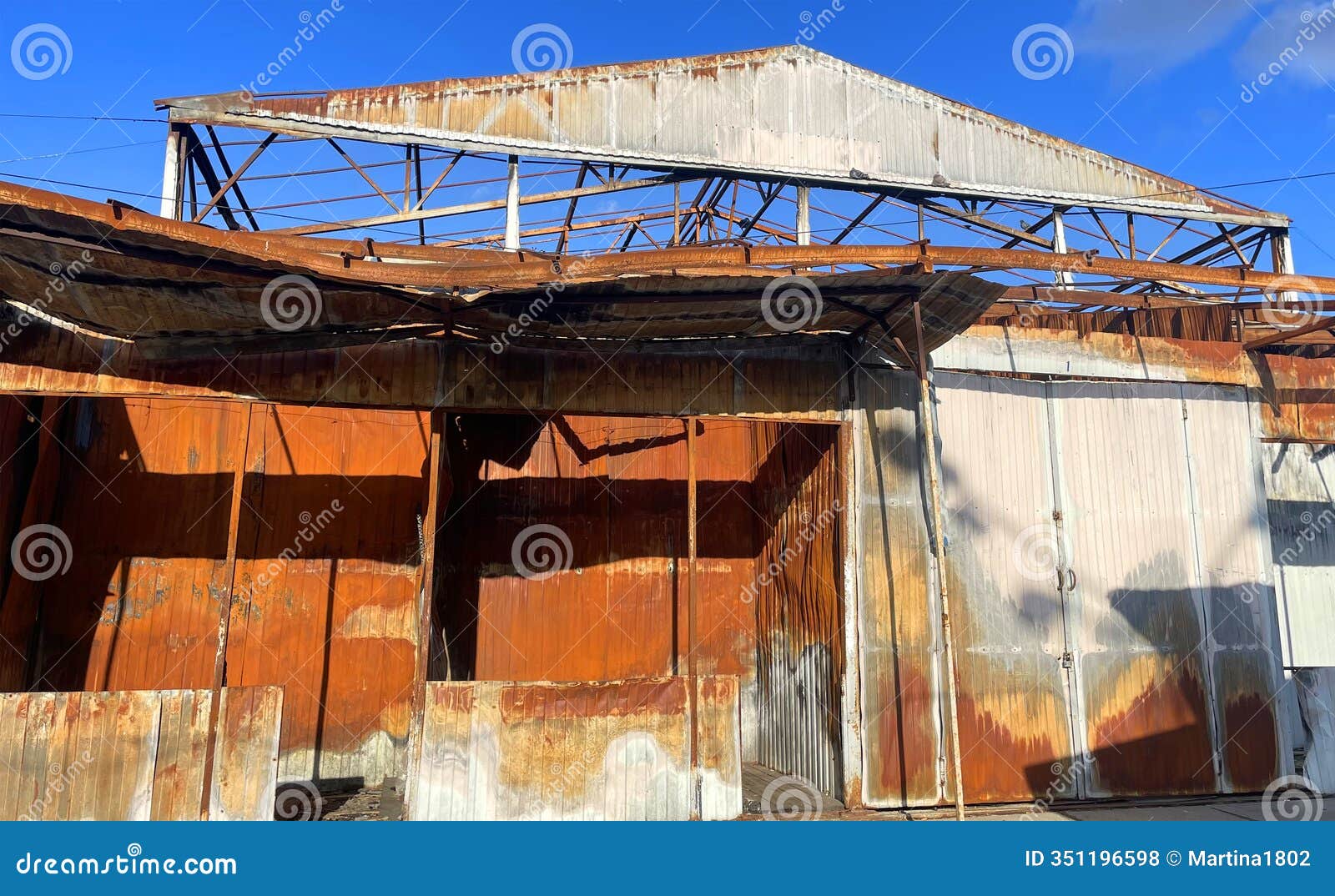Burnt Metal Frame of the Building Stock Photo - Image of wall, loading ...