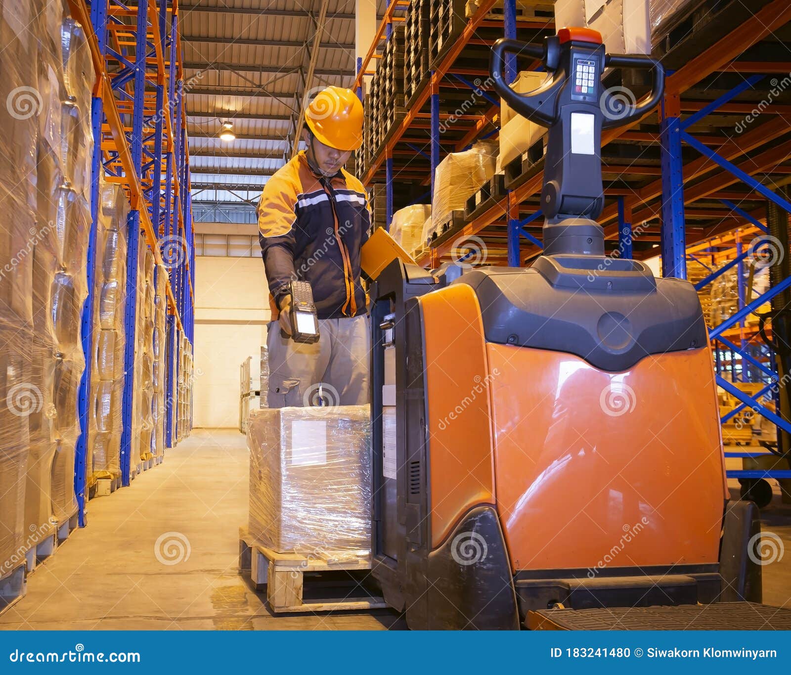 Warehouse Worker Scanning Bar Code Scanner Pallet Stock Photos - Free ...