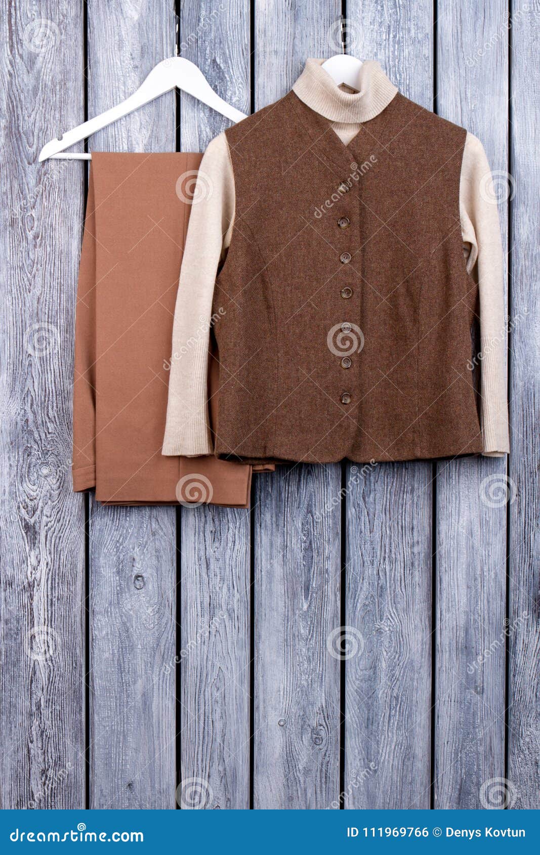 Warm Retro Kledingstuk Op Hangers Stock Foto - Image of grijs ...