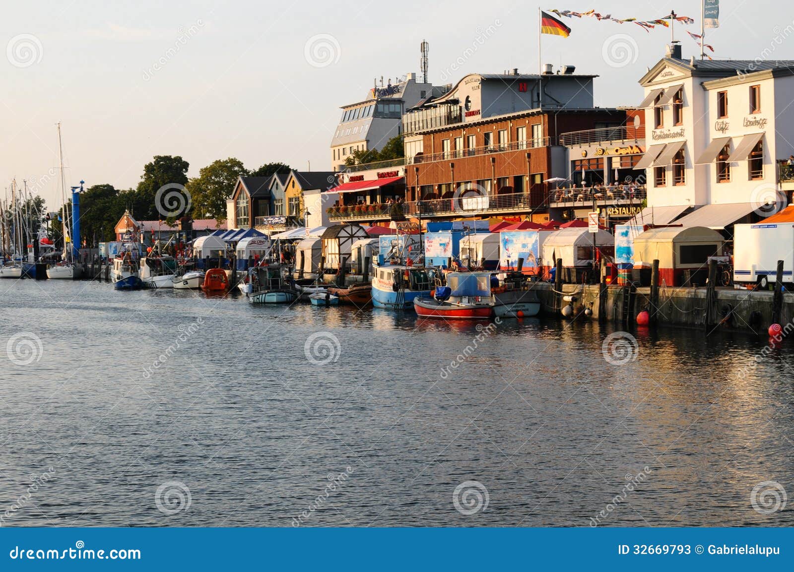 Warnemunde foto de archivo editorial. Imagen de cama - 32669793