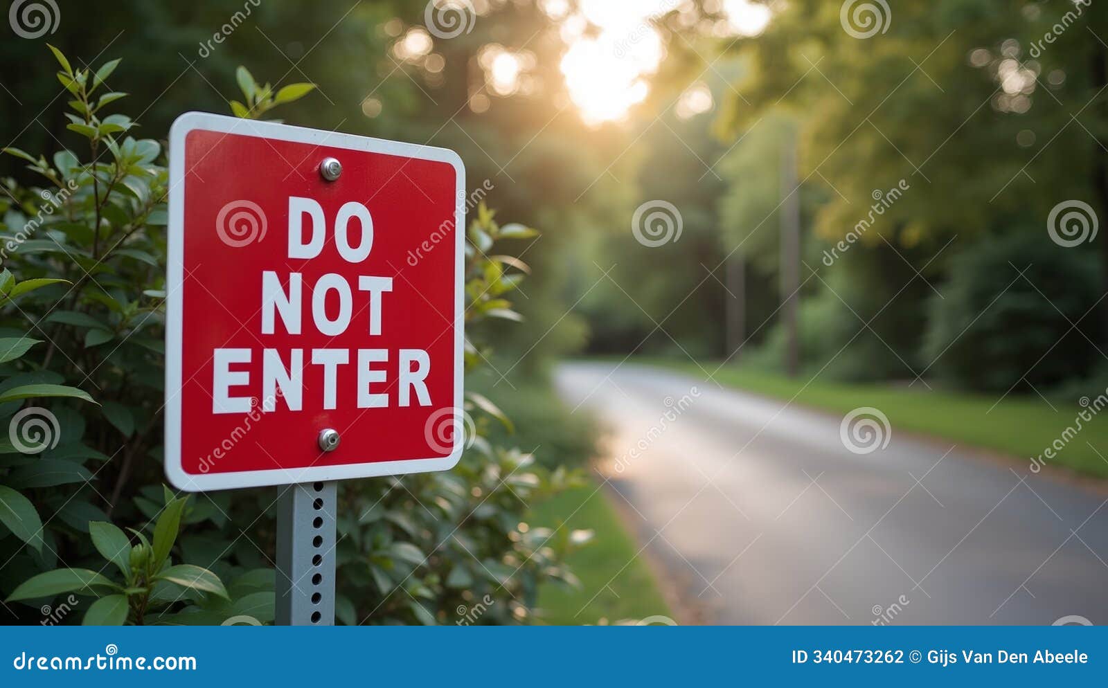 Private Driveway Keep Clear No Parking No Turnaround Sign Cartoon ...