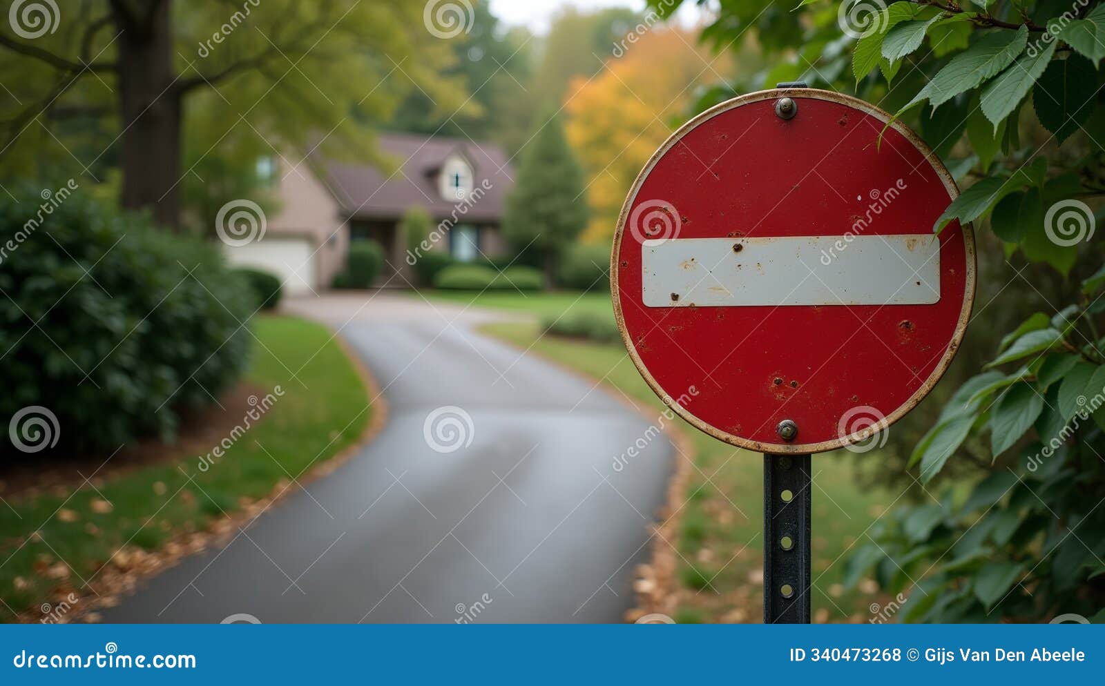 Private Driveway Keep Clear No Parking No Turnaround Sign Cartoon ...