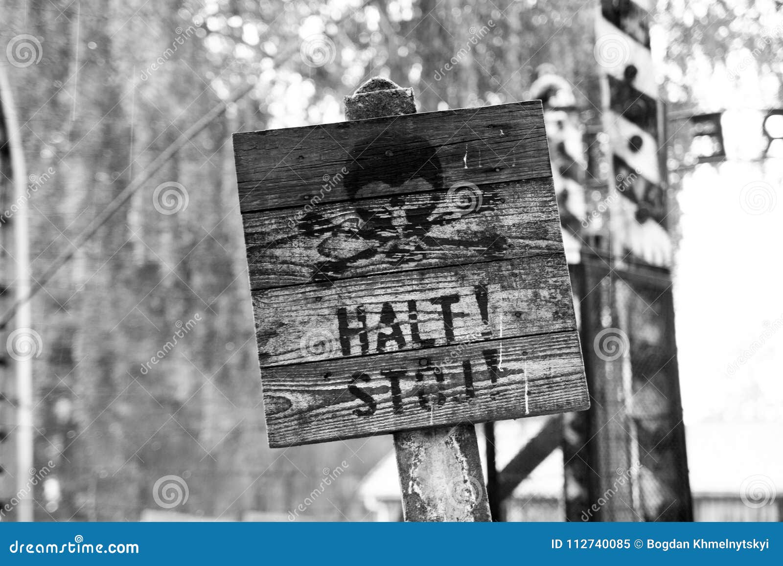 Warnzeichen Auf Dem Stacheldraht in Einem Konzentrationslager in Ausch ...