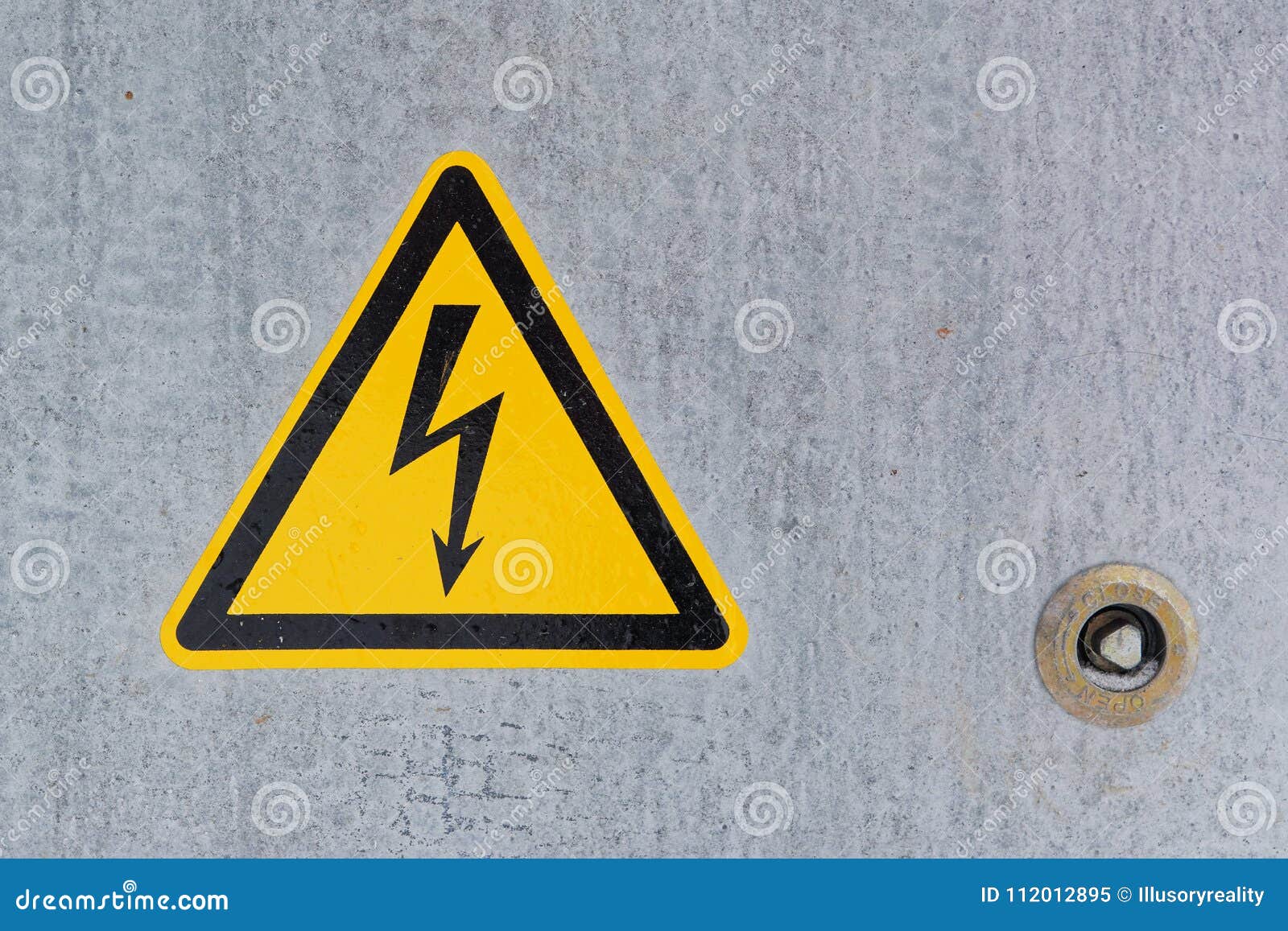 Warnzeichen des Stroms stockbild. Bild von pfeil, metall - 112012895