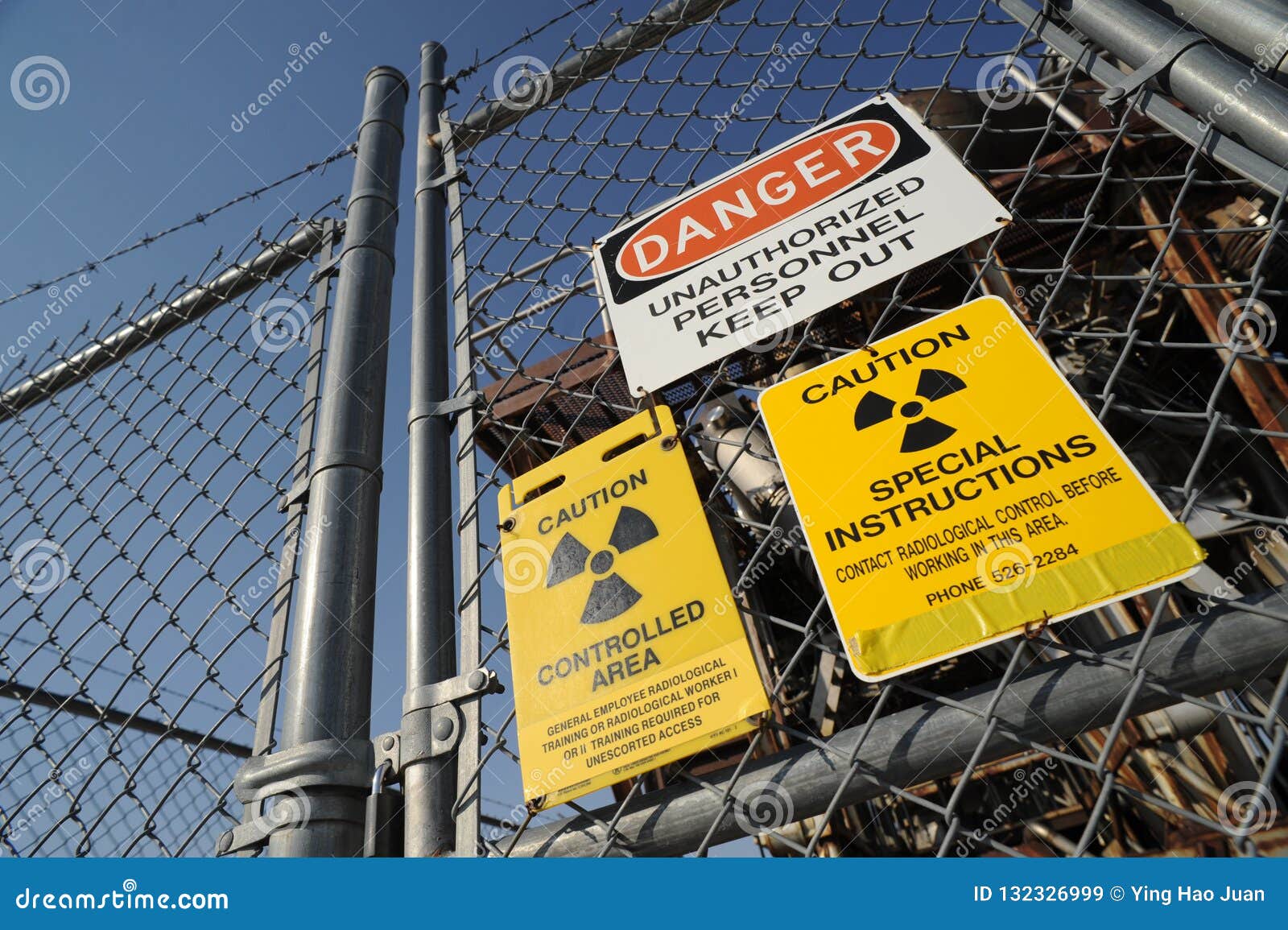 Warnzeichen Eines Atomkraftwerkes Stockbild - Bild von kern, zeichen ...