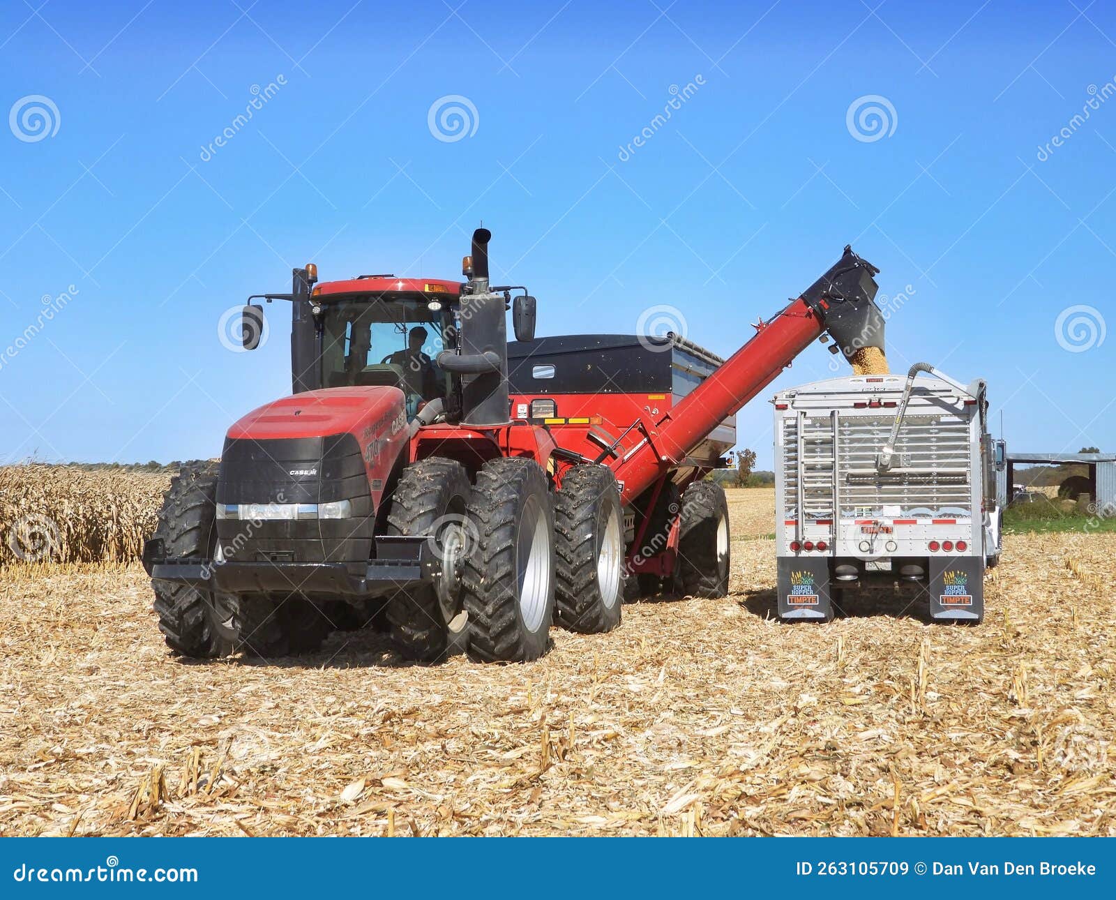 CASE IH 470 Steiger Tractor Pulling a Fully Loaded Brent Avalanche 1396 ...