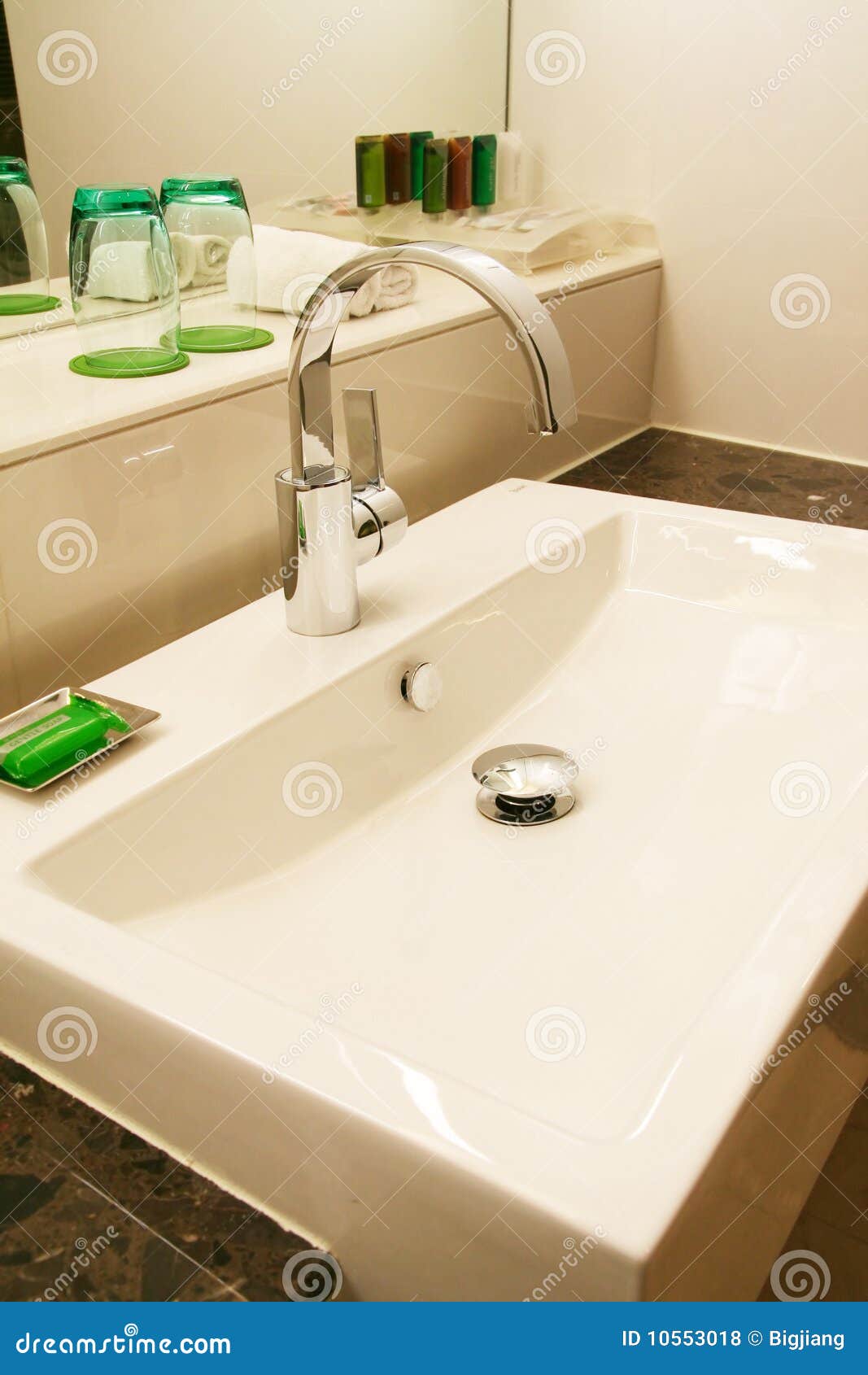 Wasbak stock foto. Image of loodgieterswerk, schoon, sanitair - 10553018