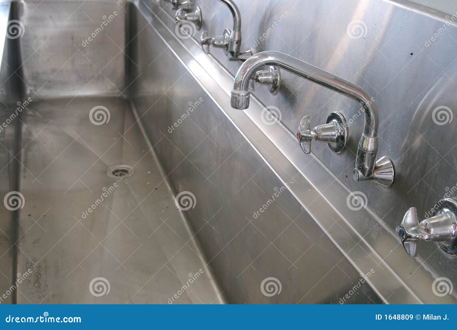 Wasbak stock afbeelding. Image of tapkraan, reiniging - 1648809