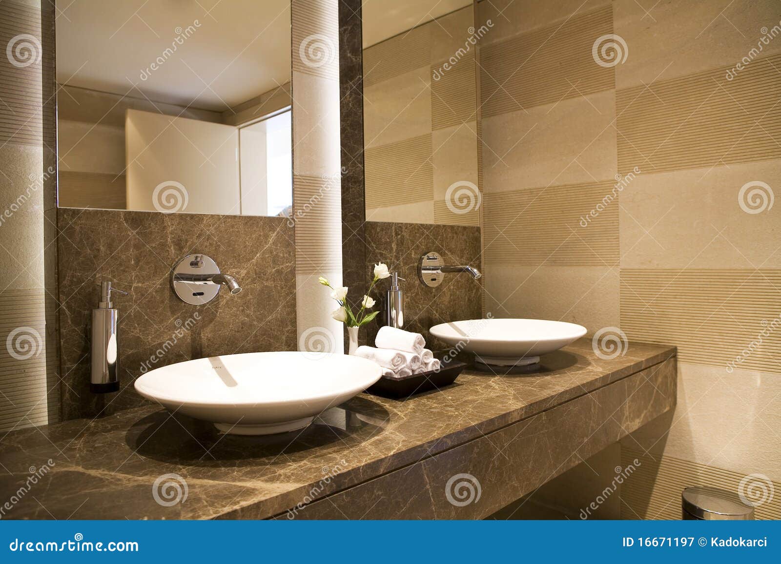 Wasbak stock afbeelding. Image of herenhuis, plank, tegel - 16671197