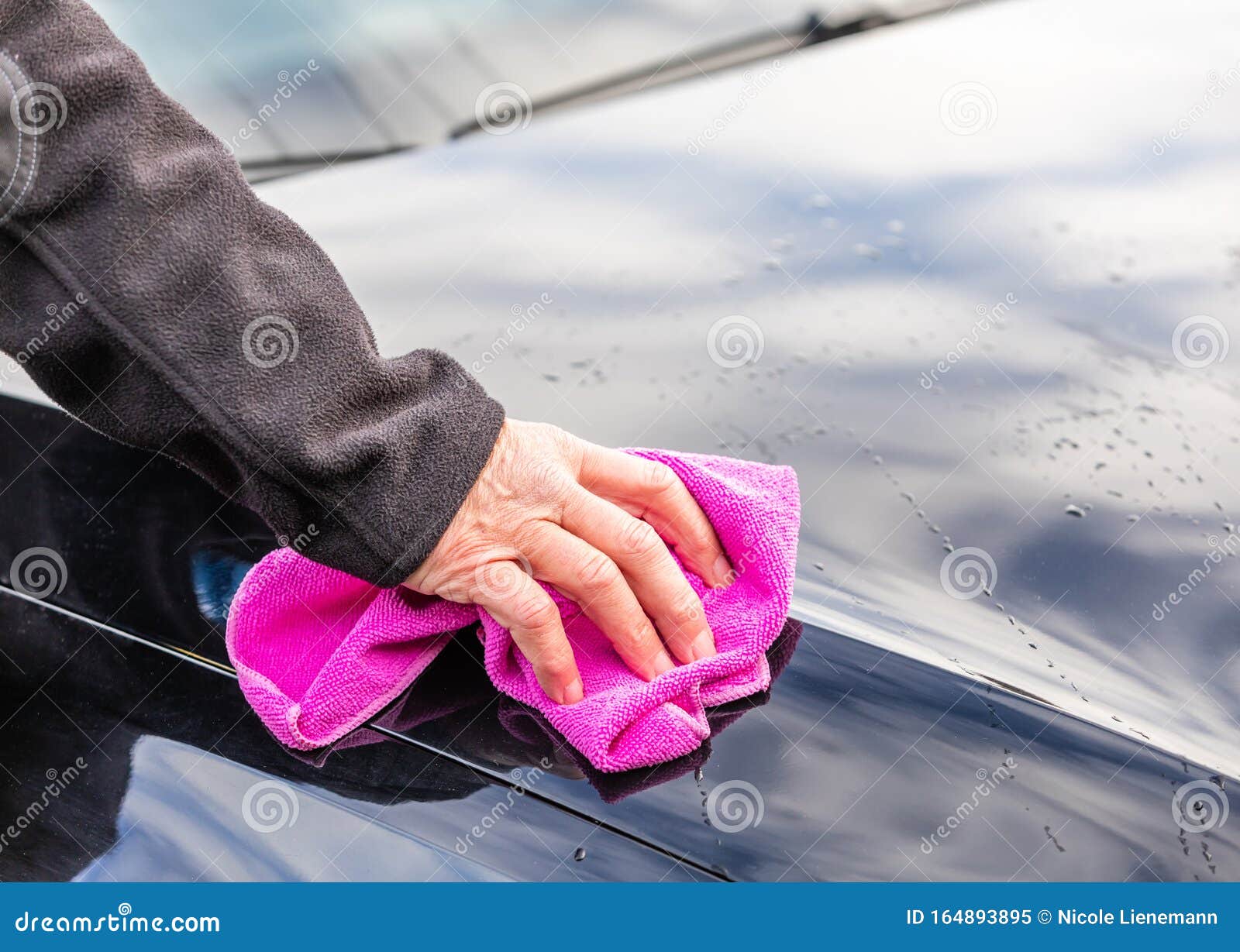 Waschen Sie Das Auto Mit Einem Rosa Lappen Stockbild - Bild von rosa ...