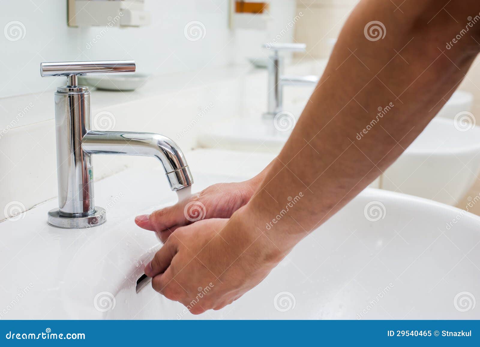 Waschende Hand Im Hahn Im Restroom Stockbild - Bild von sauber, sahne ...