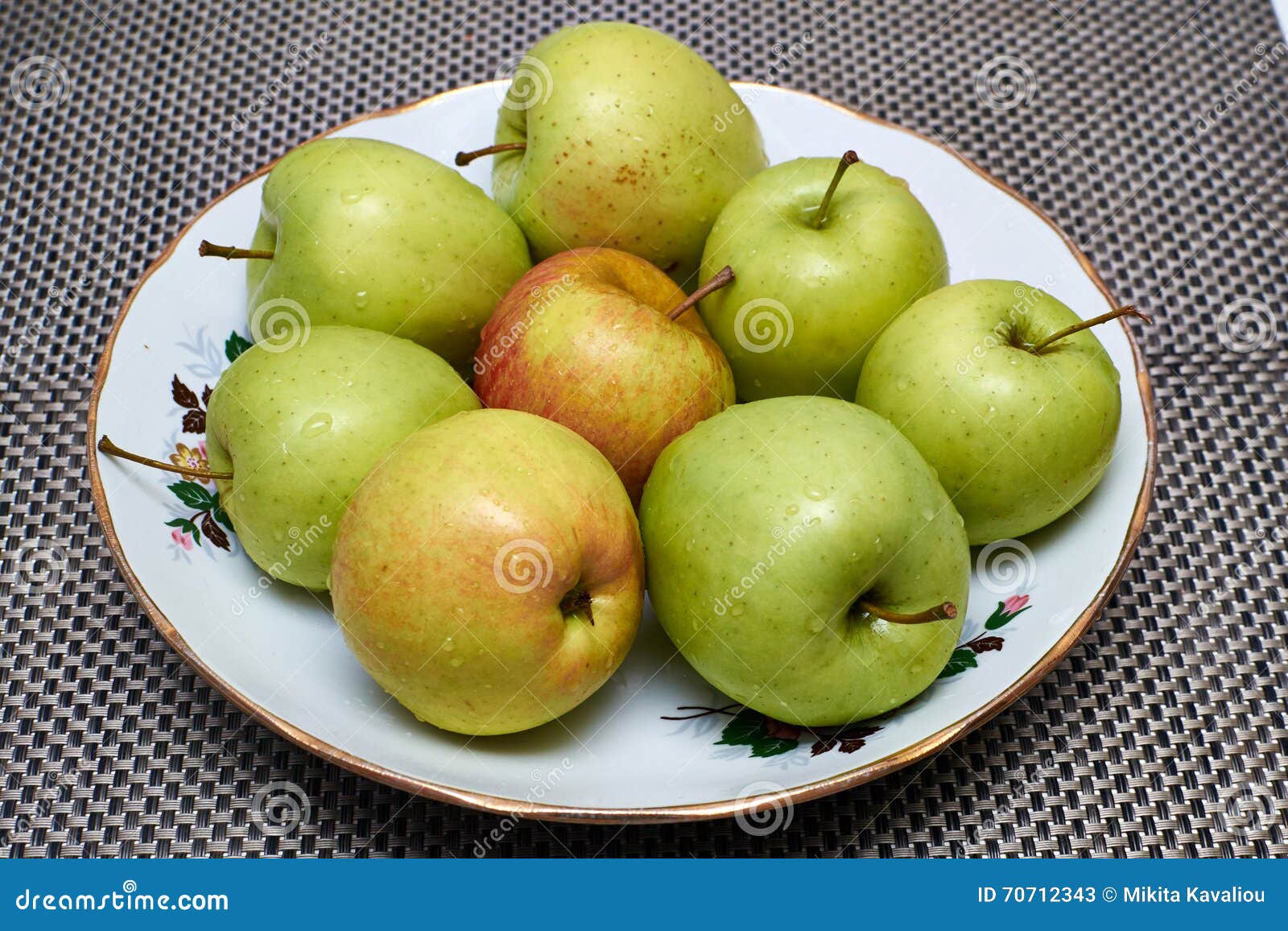Washed Green Apples on the Plate Stock Image - Image of morning, saucer ...