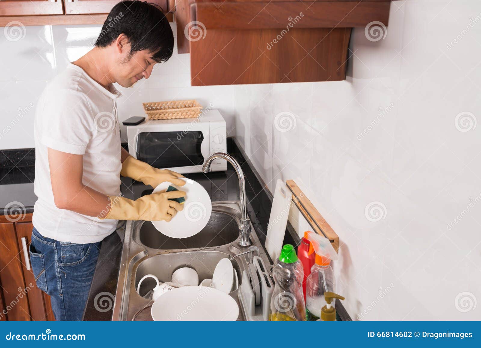 Washing-up stock foto. Image of binnenlands, handschoenen - 66814602