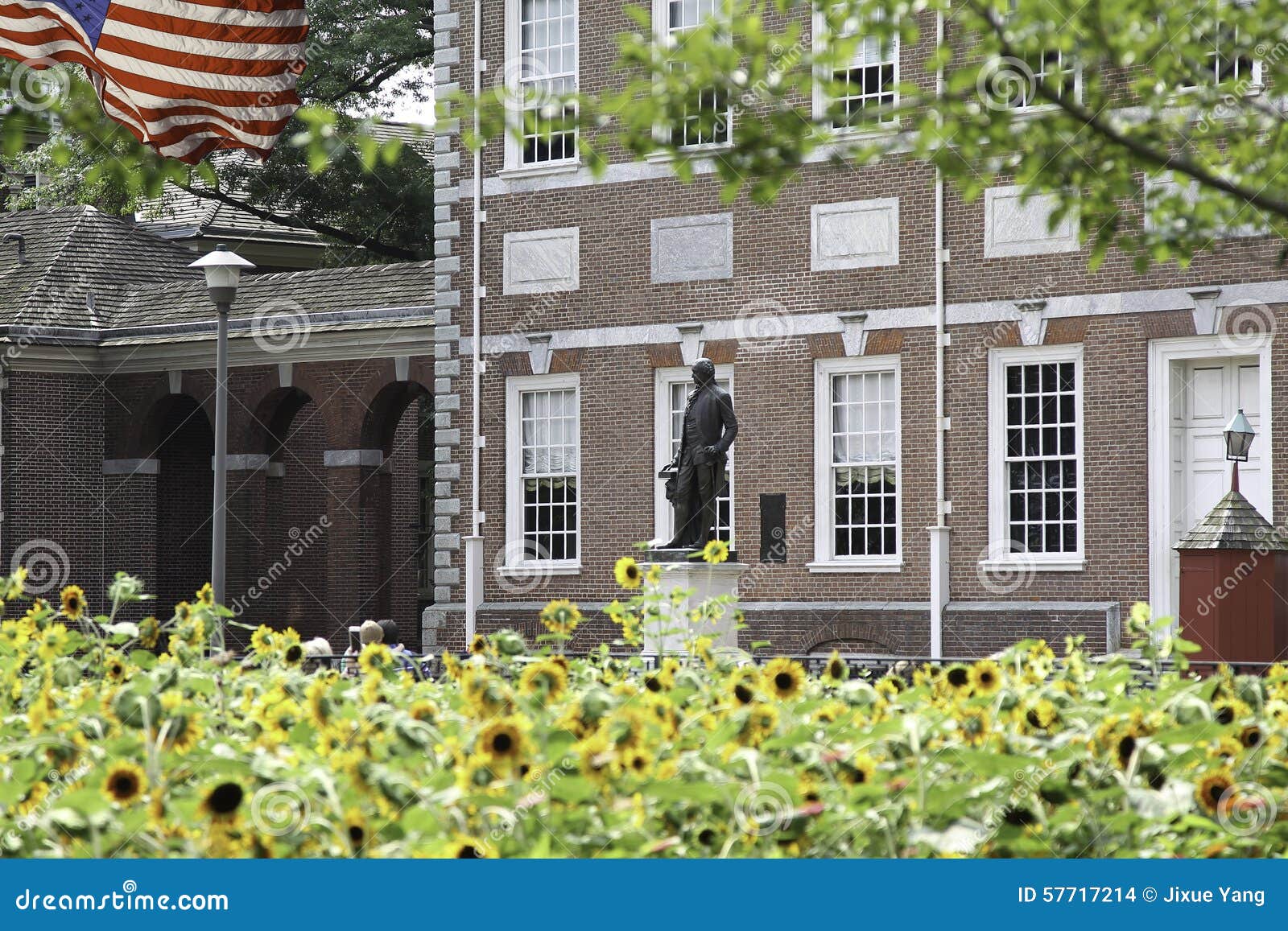 Washington Statue in Front of Independence Hall Stock Photo - Image of ...
