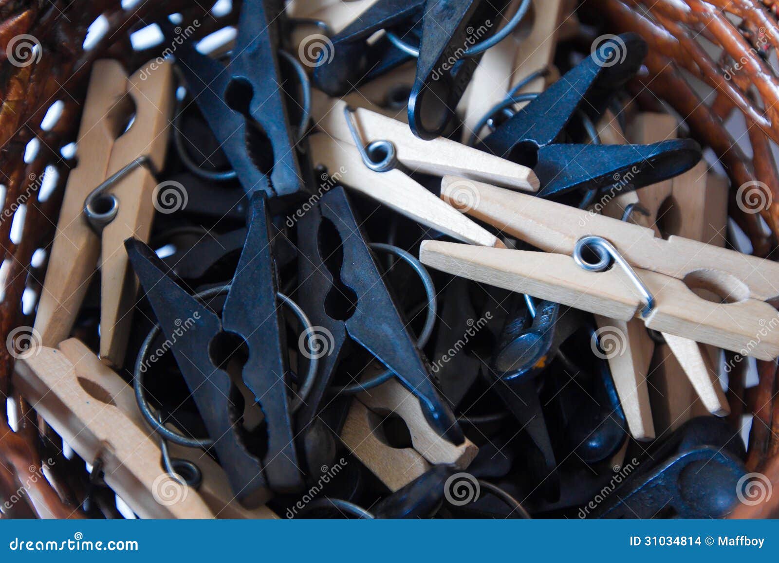 Wasknijpers stock foto. Image of sluit, mand, wasknijpers - 31034814