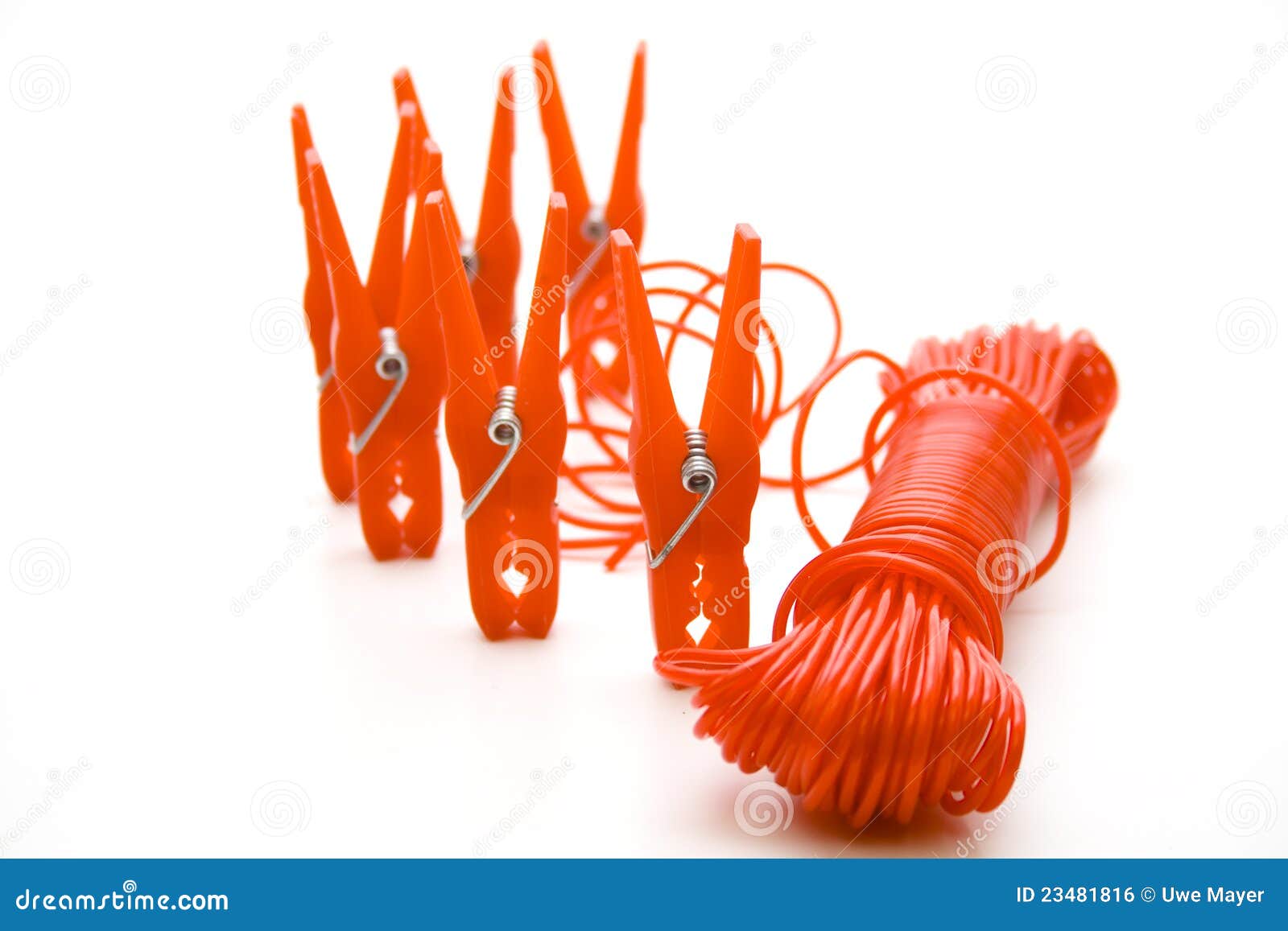 Waslijn met wasknijpers stock foto. Image of hangen, rood - 23481816