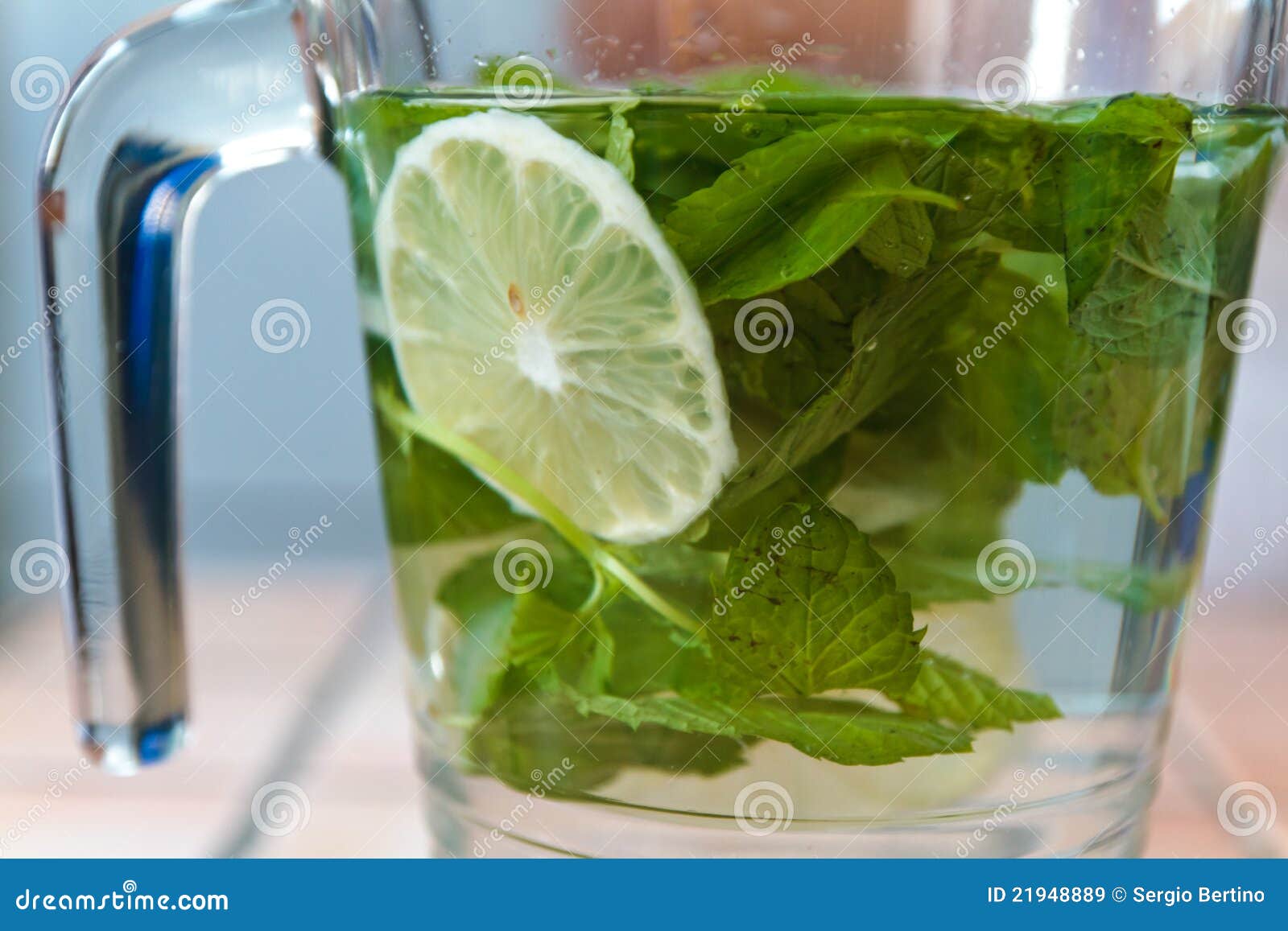 Wasser Mit Minze Und Zitrone Stockbild - Bild von erfrischung, scheibe ...