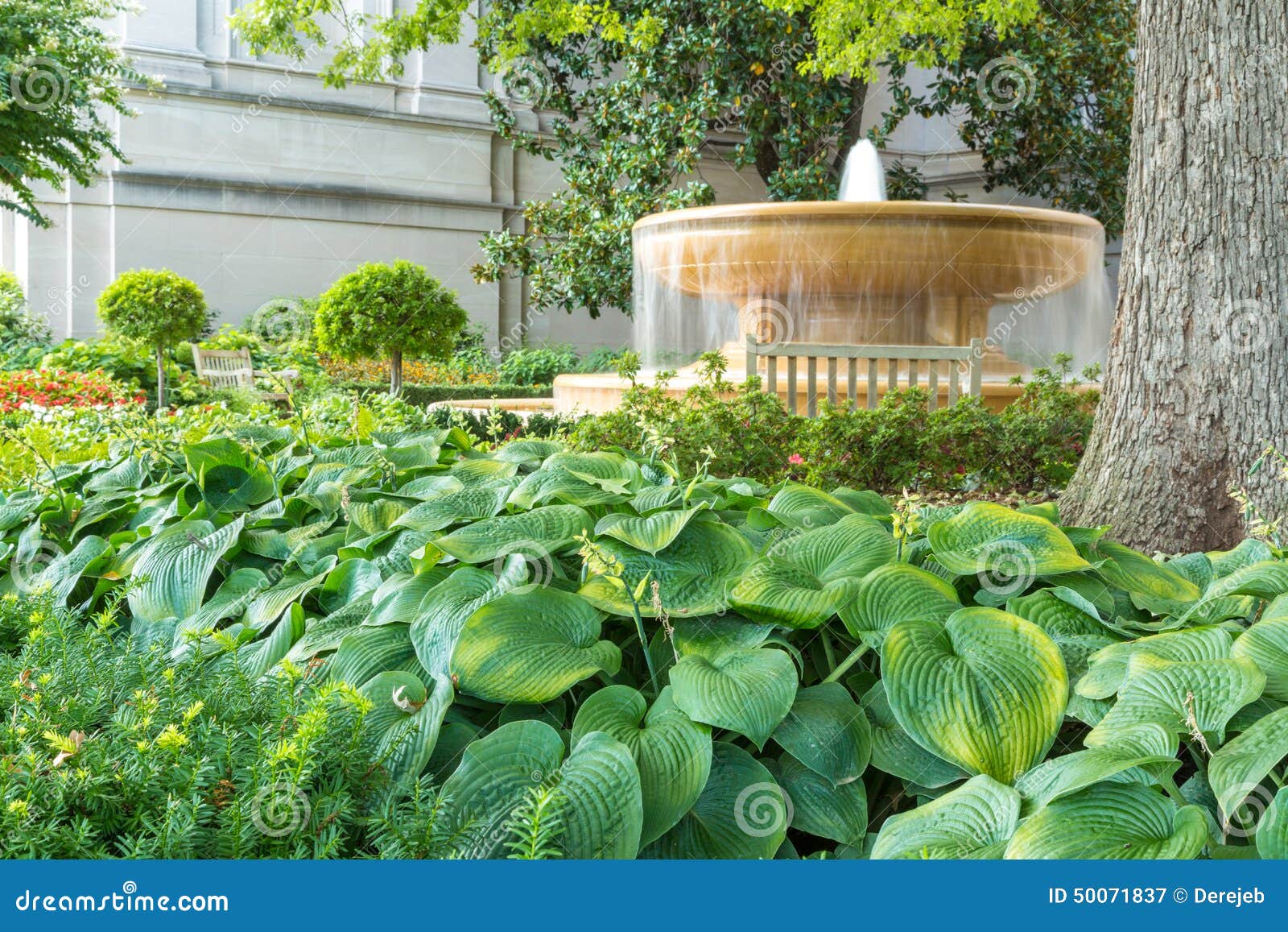 Wasserbrunnen im Garten stockbild. Bild von einkaufszentrum - 50071837