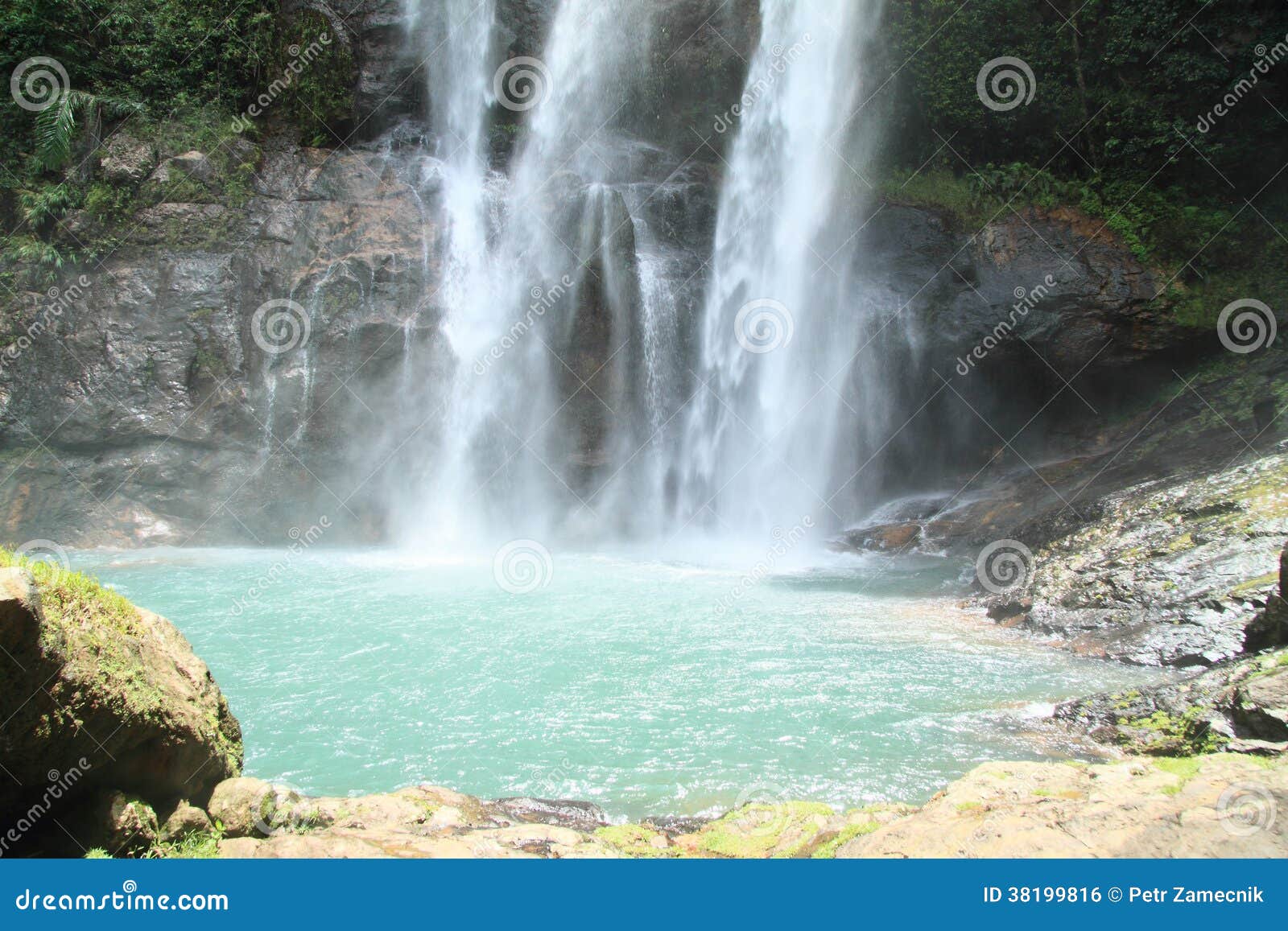 Wasserfall Cunca Rami stockfoto. Bild von dschungel, indonesien - 38199816