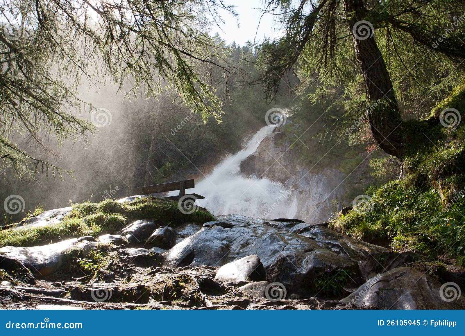 Wasserfall in Den Tiroler Alpen Stockbild - Bild von dunst, dunstig ...
