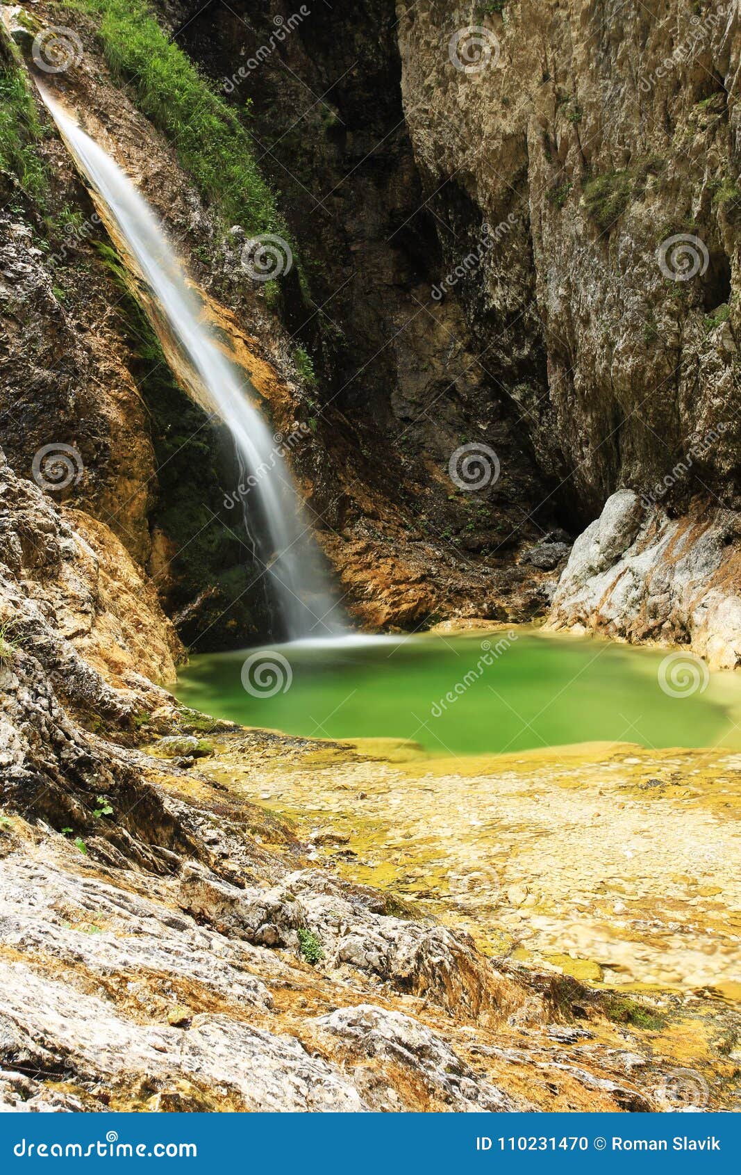 Wasserfall an Der Soca-Fluss-Quelle Stockfoto - Bild von ruhe, stein ...