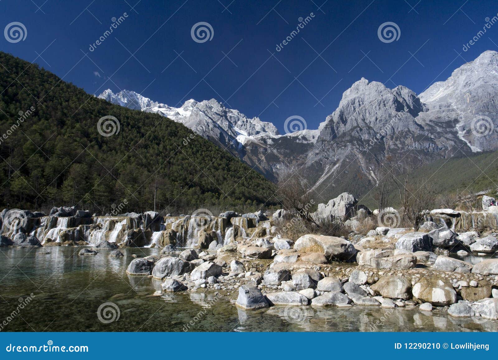 Wasserfall am Jade-Drache-Schnee-Berg Stockfoto - Bild von grün ...