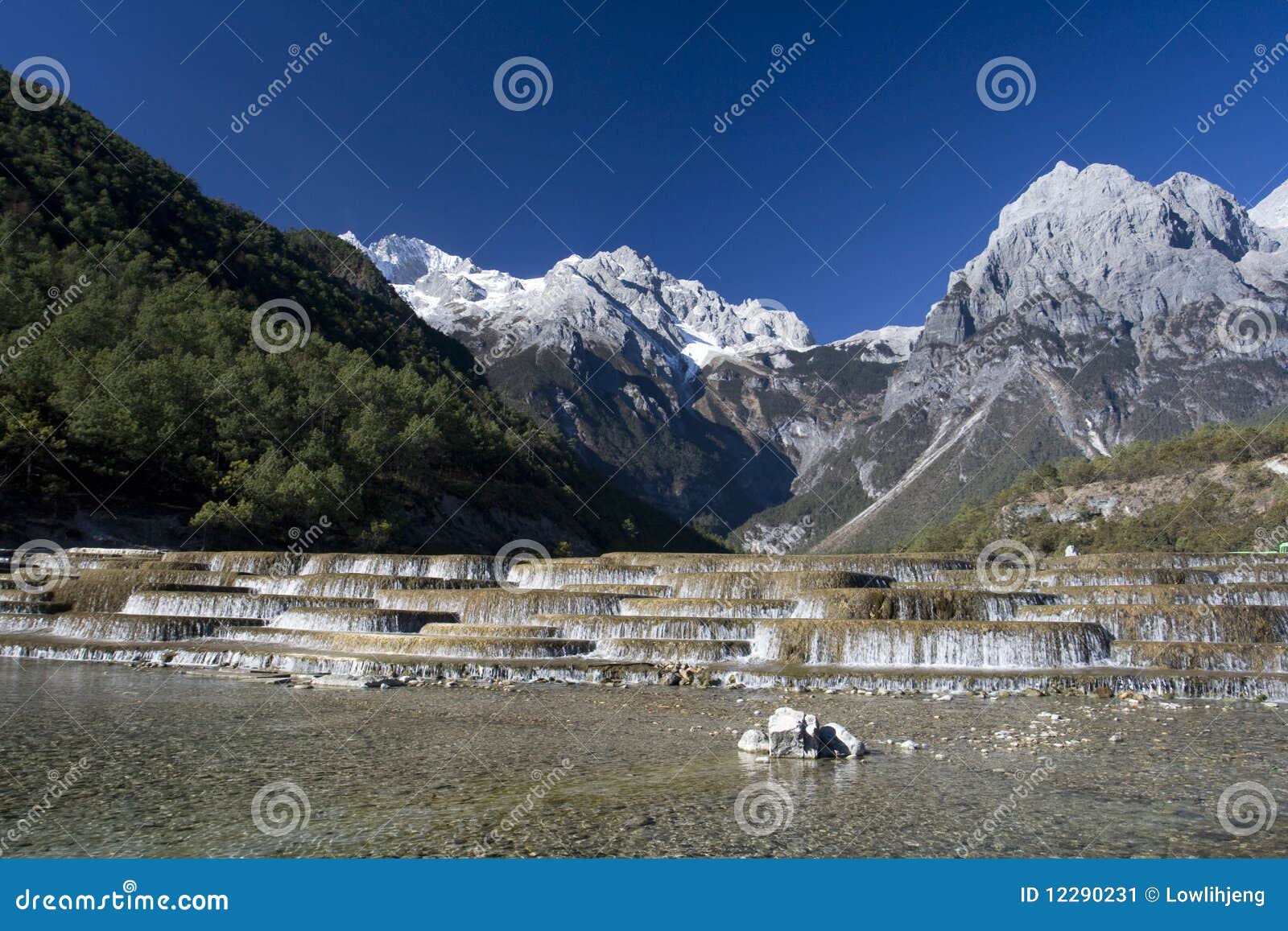 Wasserfall am Jade-Drache-Schnee-Berg Stockbild - Bild von spitzen ...