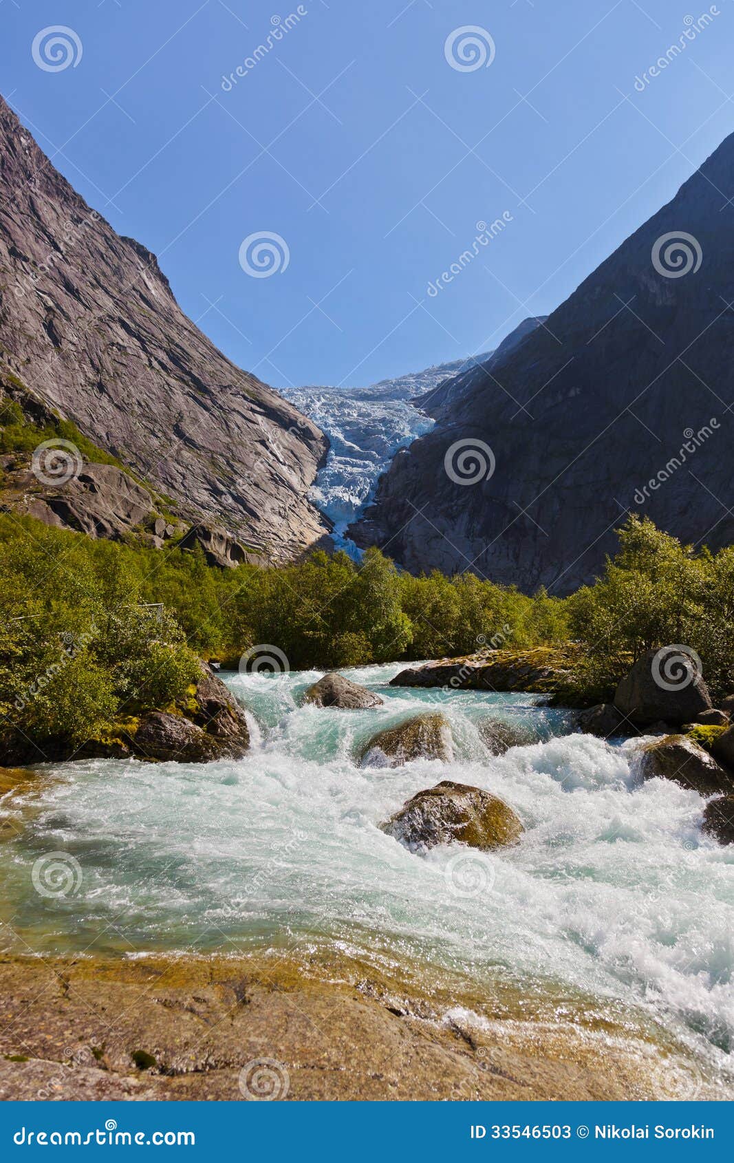 Wasserfall Nahe Briksdal-Gletscher - Norwegen Stockbild - Bild von ...