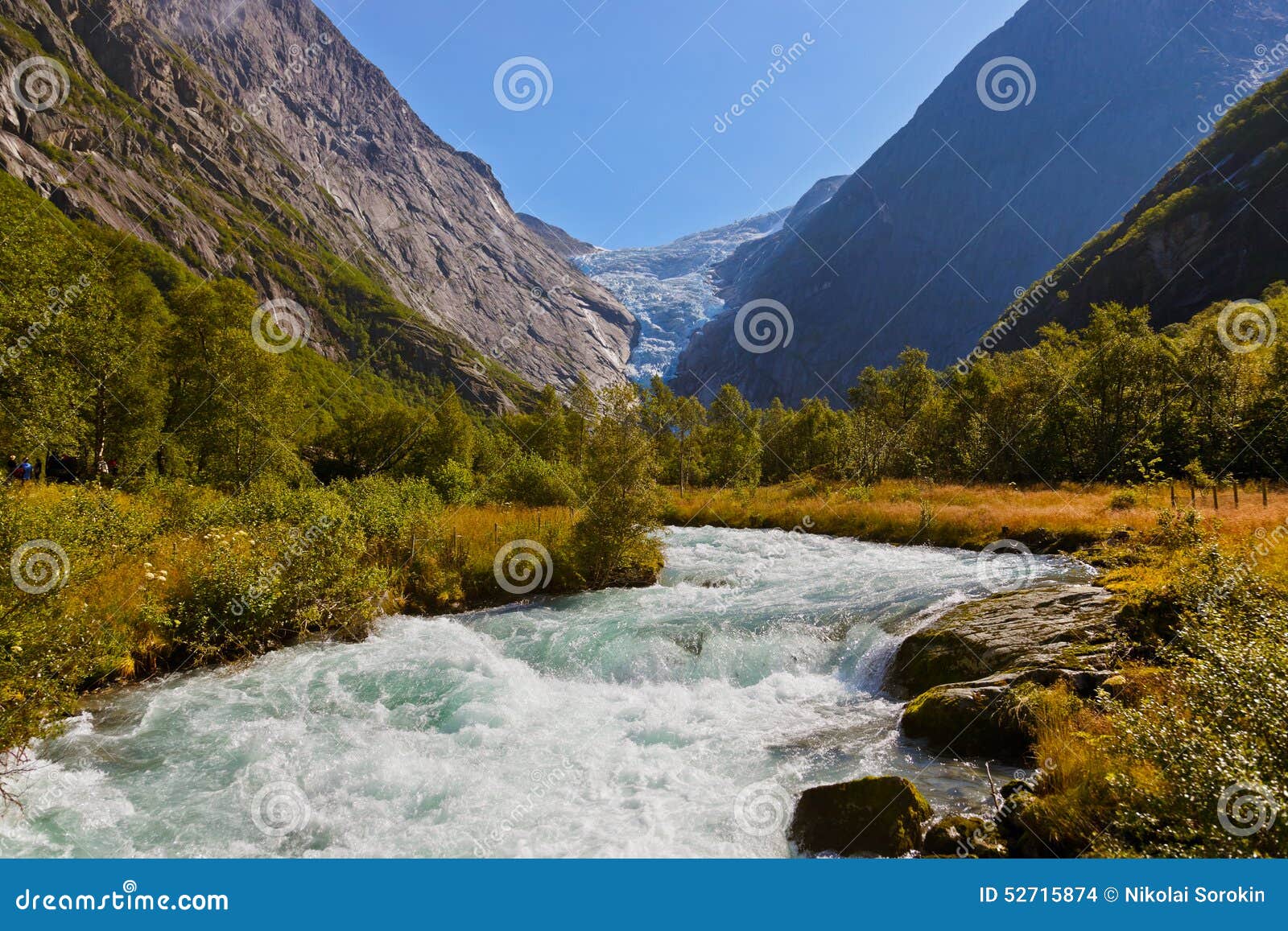 Wasserfall Nahe Briksdal-Gletscher - Norwegen Stockfoto - Bild von ...