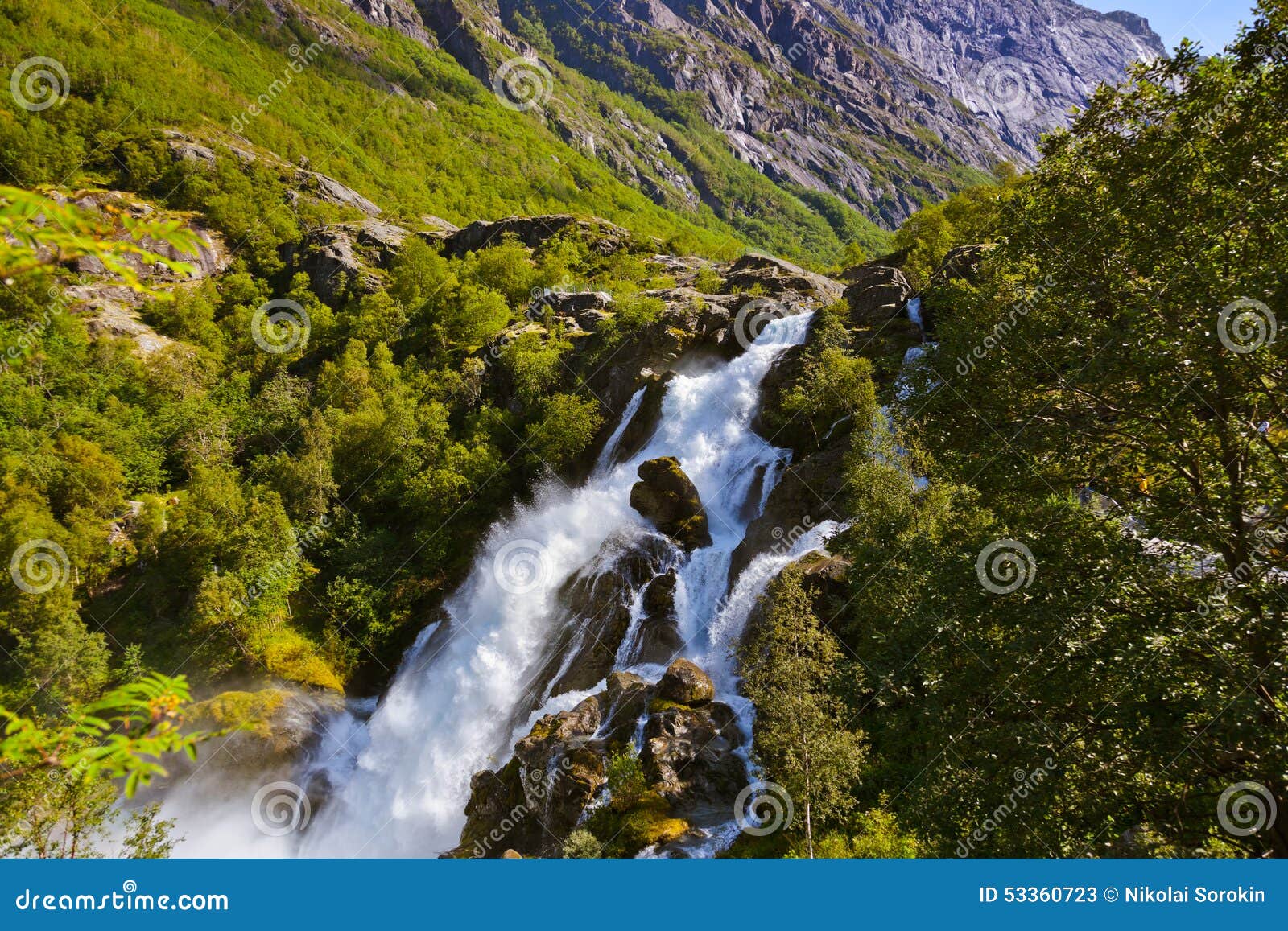 Wasserfall Nahe Briksdal-Gletscher - Norwegen Stockbild - Bild von ...
