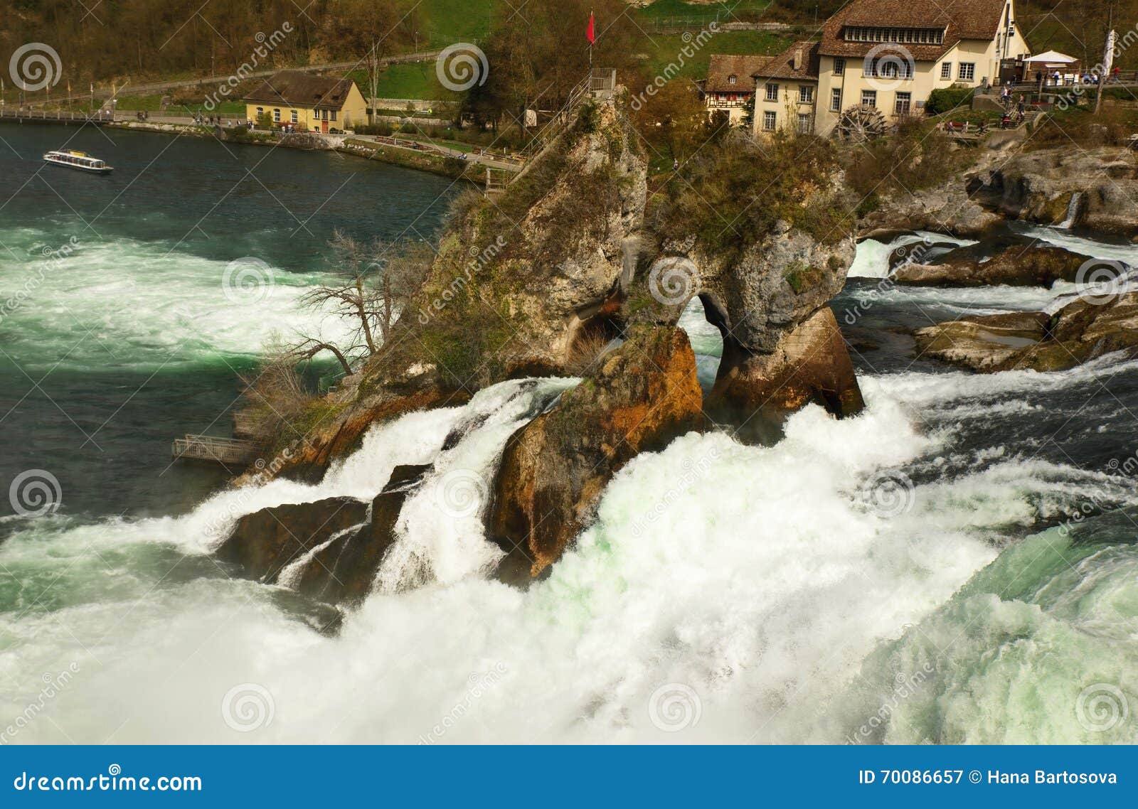 Wasserfall Rheinfall in Der Schweiz Stockbild - Bild von schäumend ...