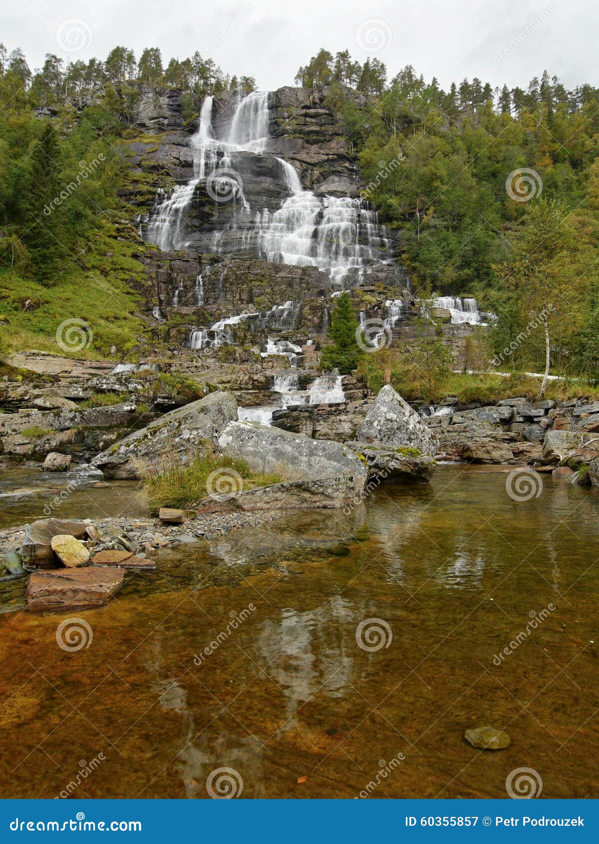 Wasserfall Tvindefossen stockbild. Bild von stapel, berühmt - 60355857