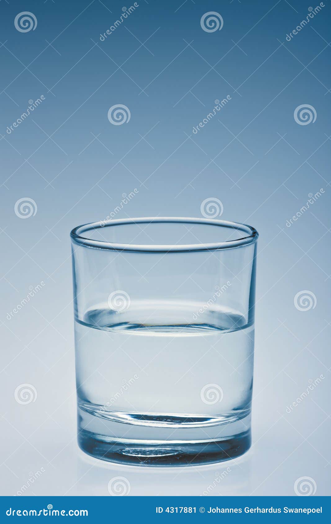 Wasserglas stockbild. Bild von leuchte, flüssigkeit, wasser - 4317881