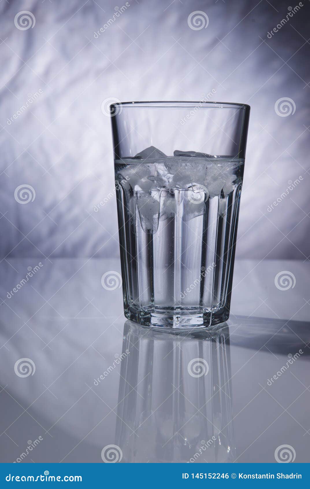 Wasserglas mit etwas Eis stockfoto. Bild von wasser - 145152246