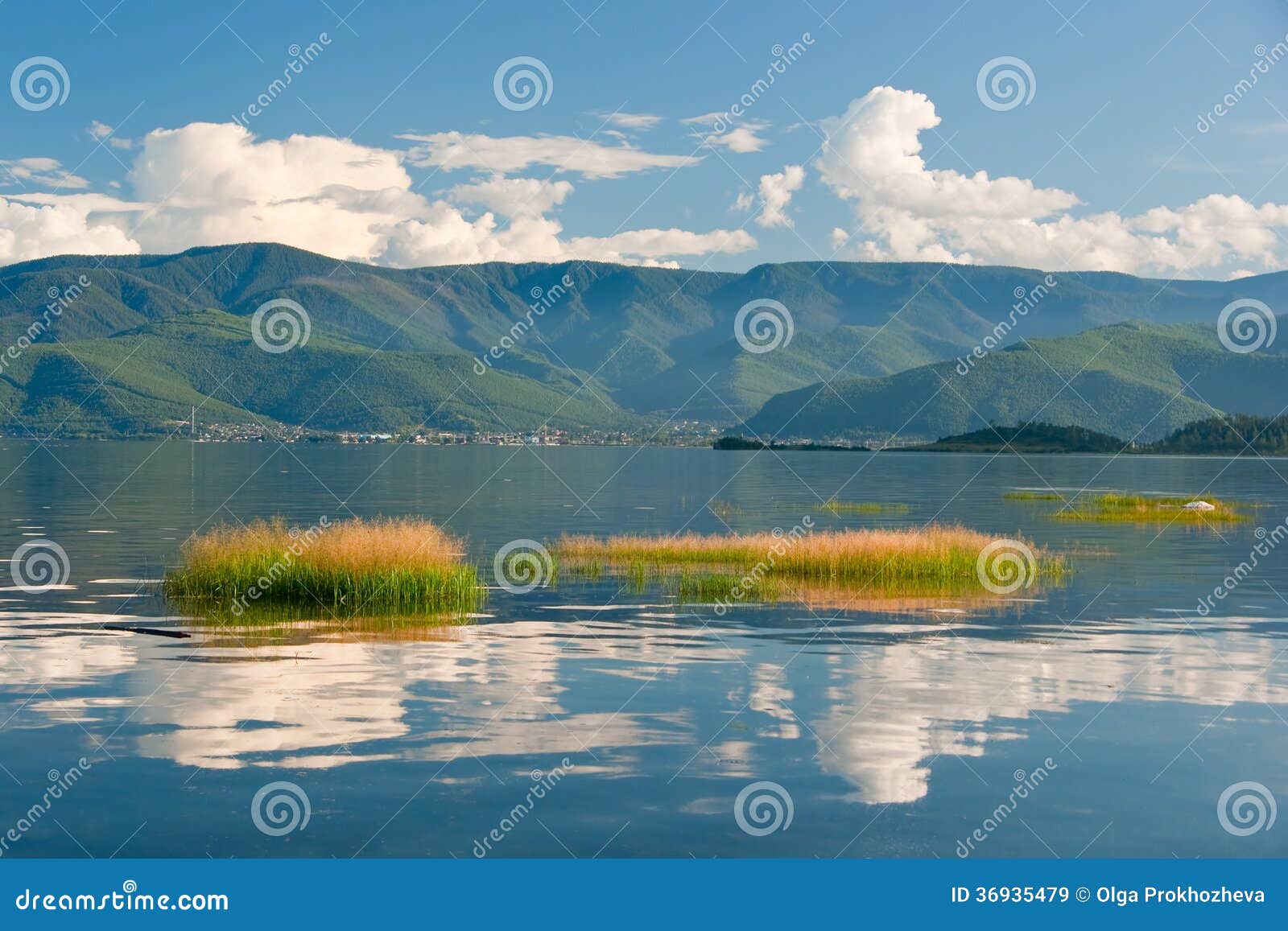 Wasserlandschaft Mit Reflexion Stockbild - Bild von wolke, horizont ...