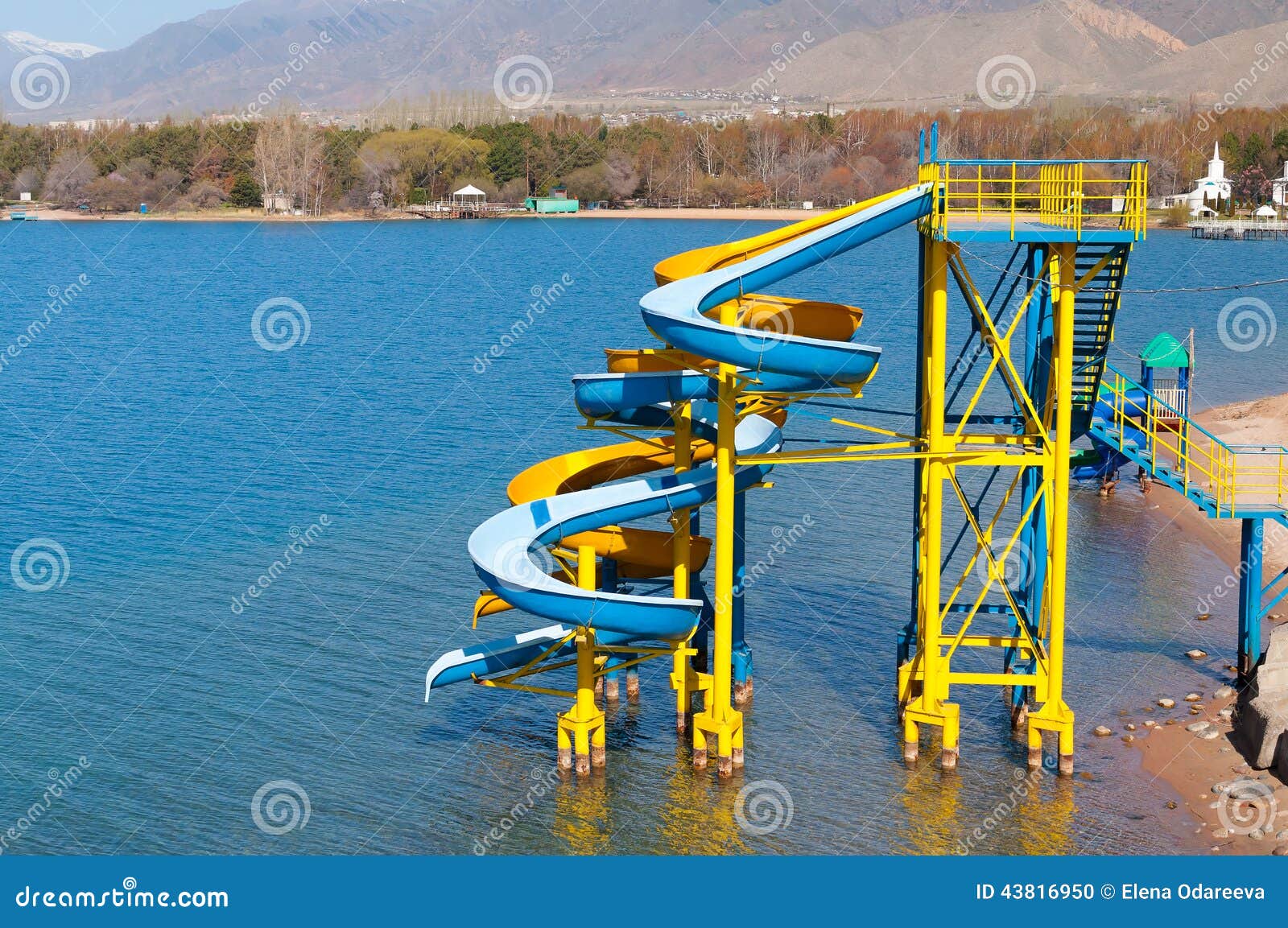 Wasserrutsche Auf Dem Strand Stockfoto - Bild von extrem, strand: 43816950