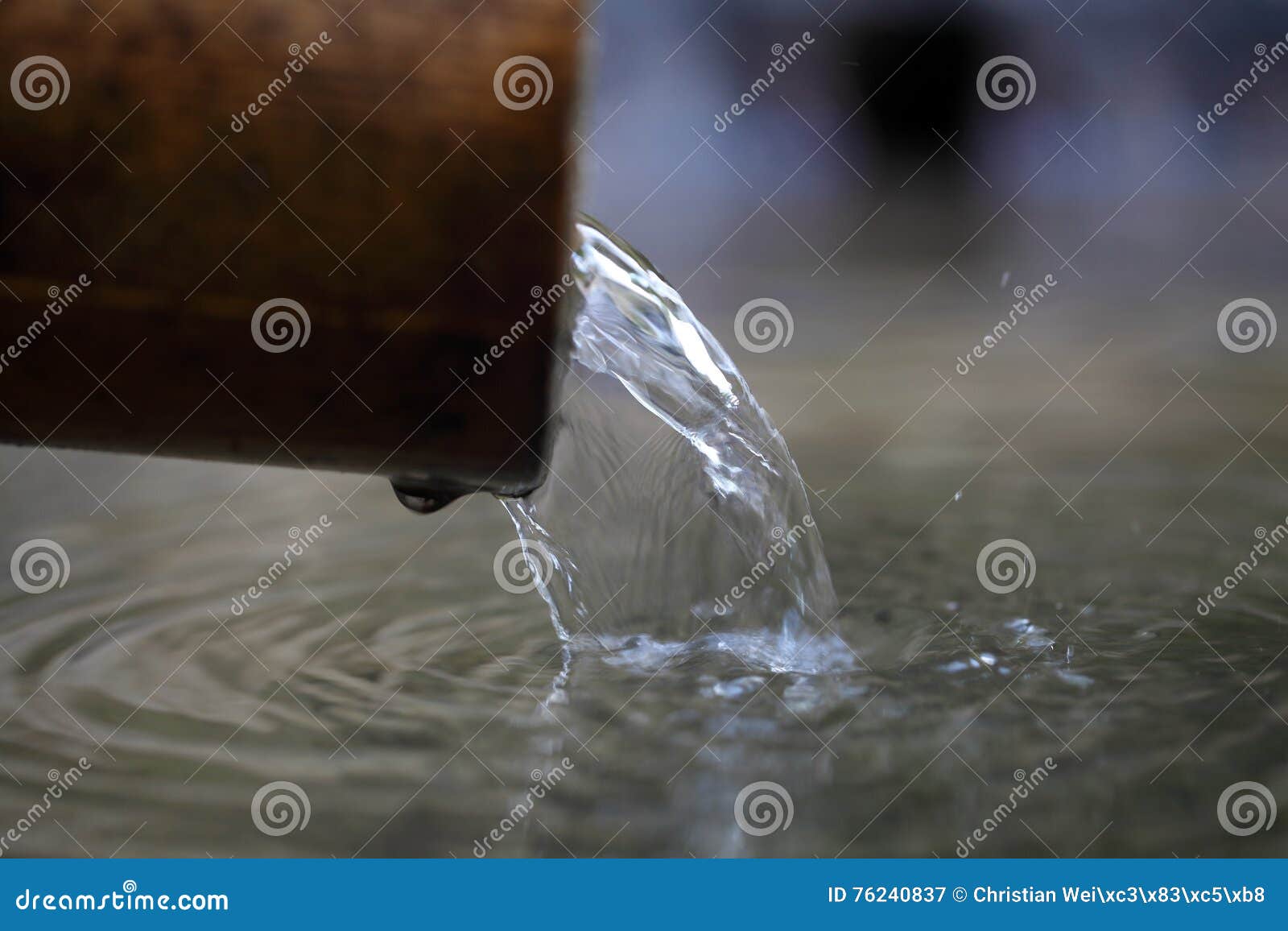 Wasserstrom Auf Einem Brunnen Stockbild - Bild von frühling, brunnen ...