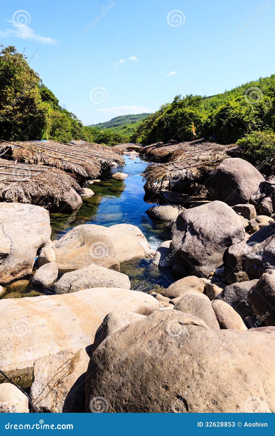 Wasserstrom im Hochgebirge stockbild. Bild von standorte - 32628853