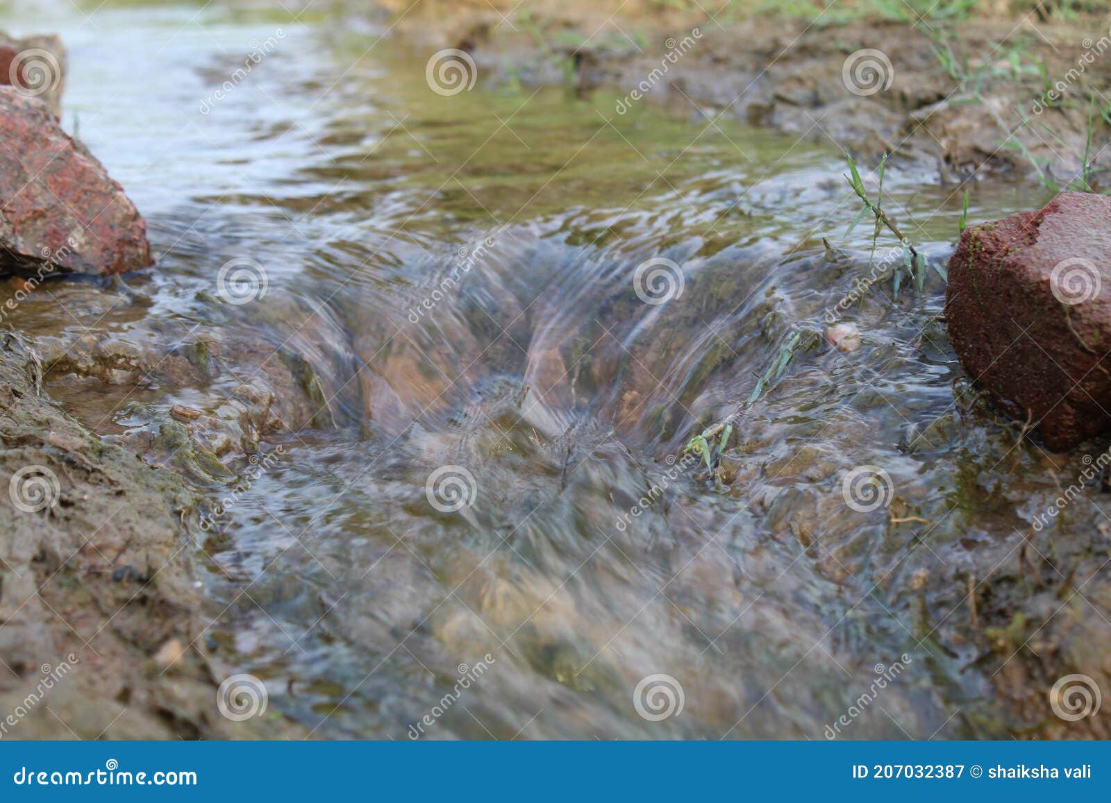 Wasserstrom Im Kleinen Kanal Stockbild - Bild von geologie, strom ...