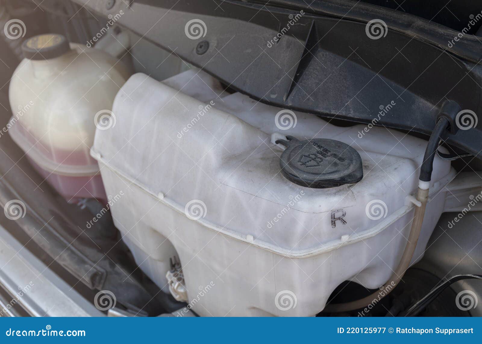 Wassertank-Abstreifer Im Wohnmobil Stockbild - Bild von fülle, auto ...