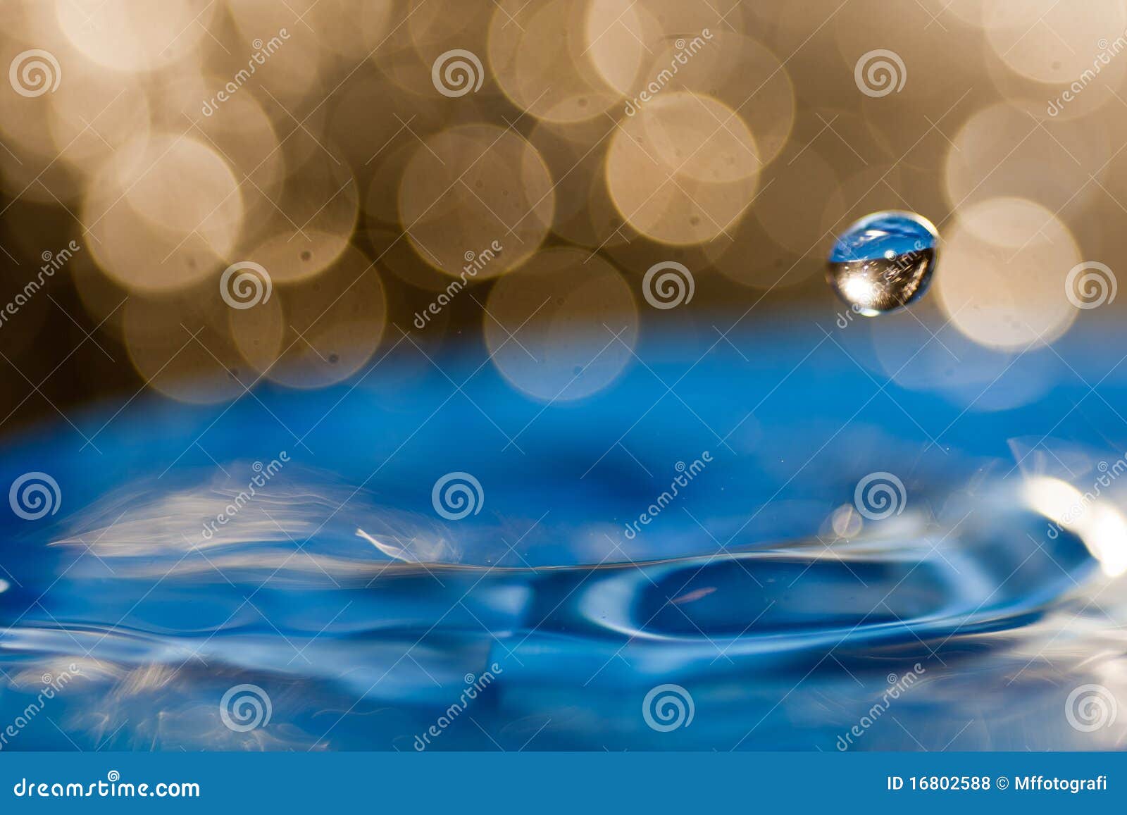Wassertropfen stockfoto. Bild von tropfen, blau, regen - 16802588
