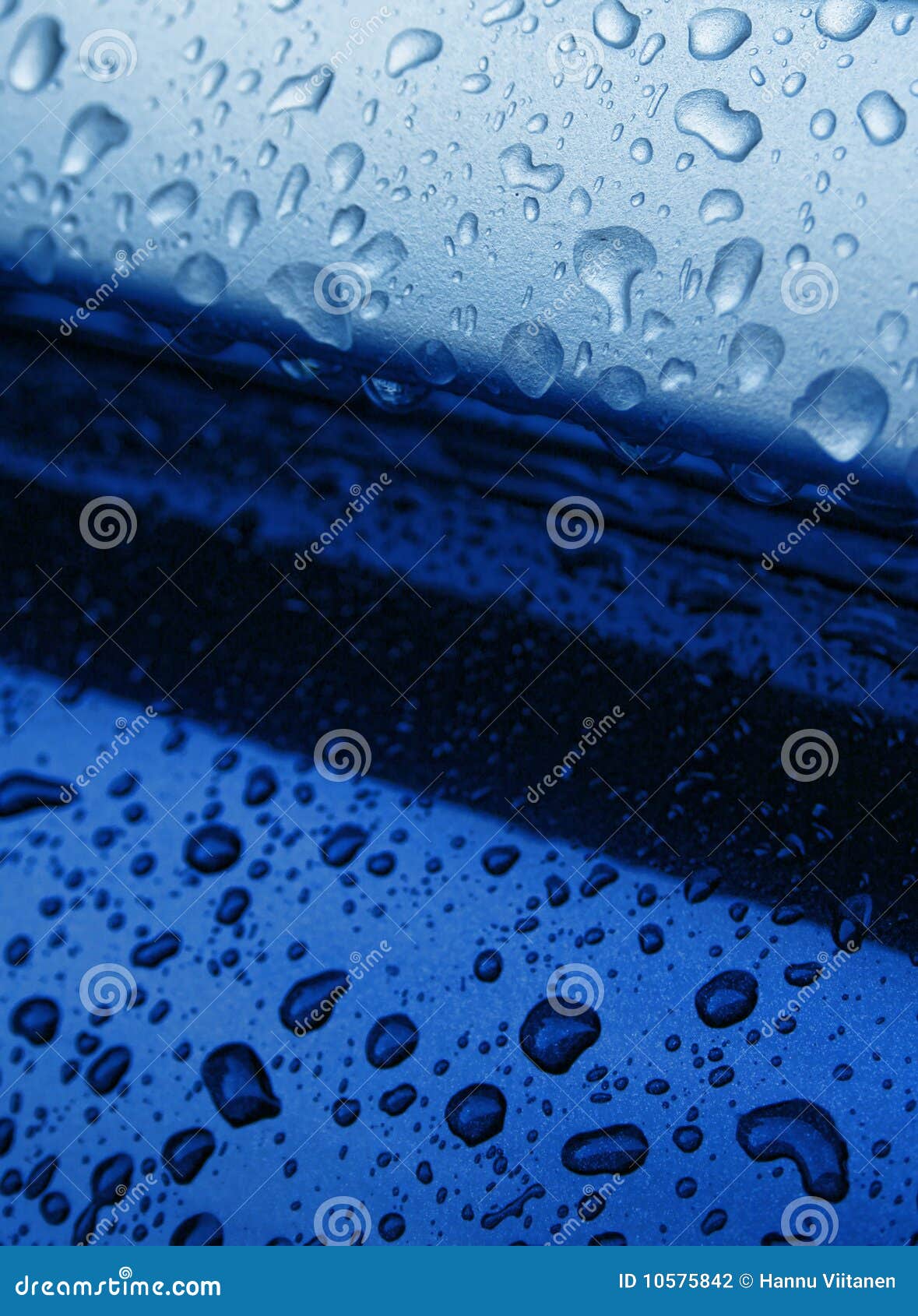 Wassertropfen auf Blau stockfoto. Bild von beschaffenheit - 10575842