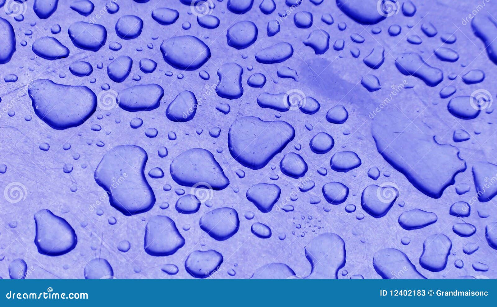 Wassertropfen auf Blau stockbild. Bild von feucht, nahaufnahme - 12402183