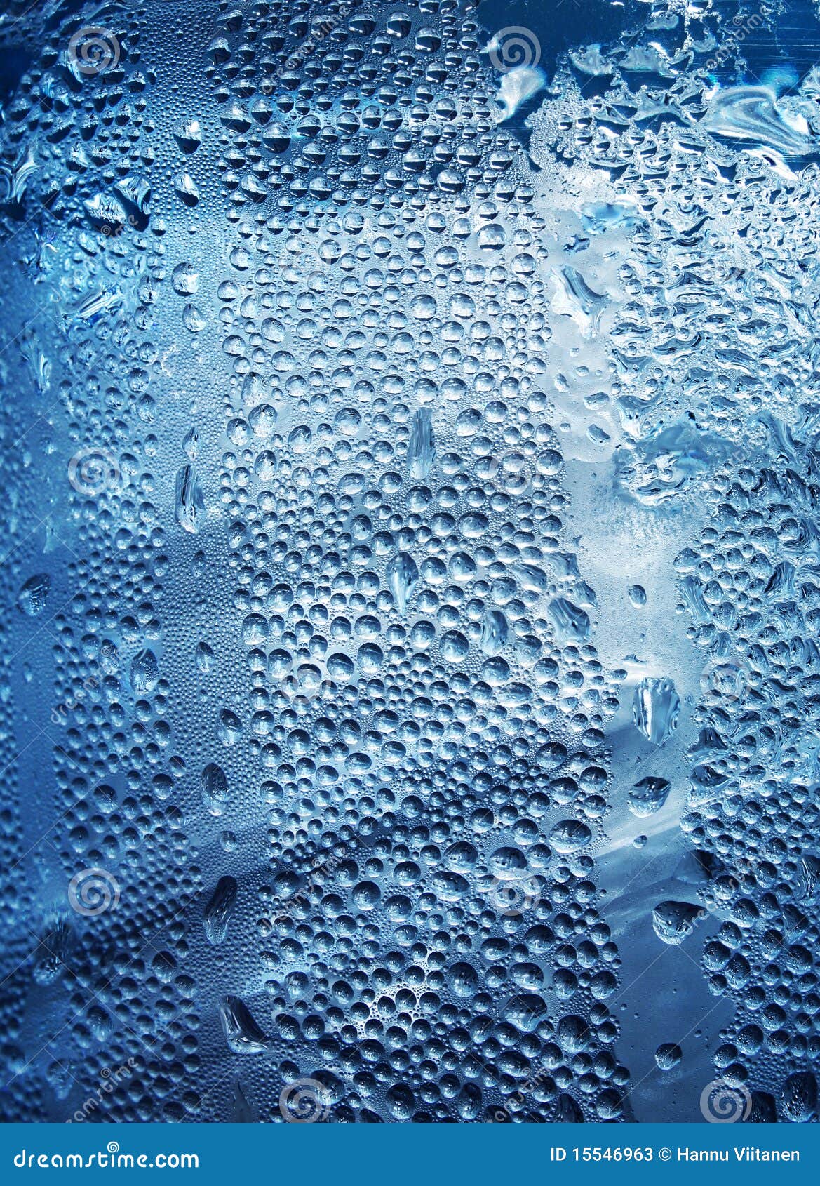 Wassertropfen auf Blau stockbild. Bild von hintergrund - 15546963