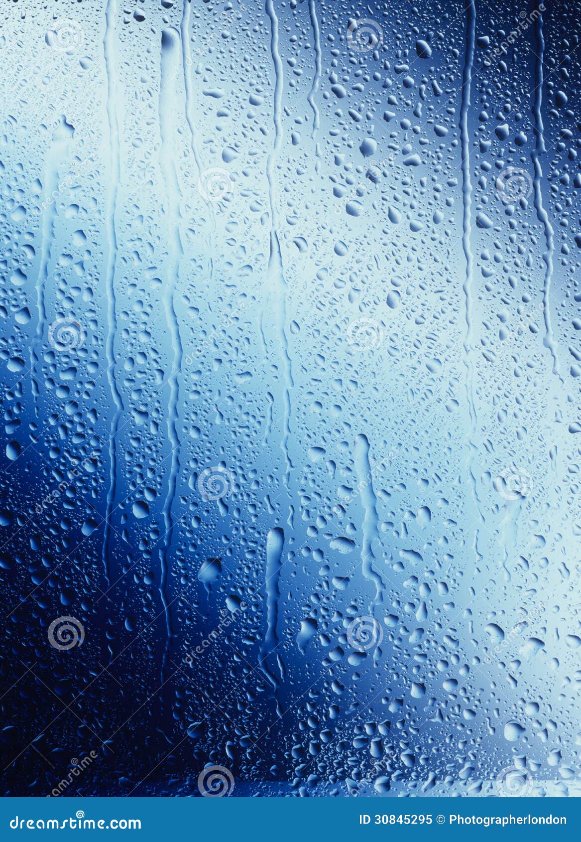 Wassertropfen, Die Hinunter Blaues Glas Laufen Stockbild - Bild von ...