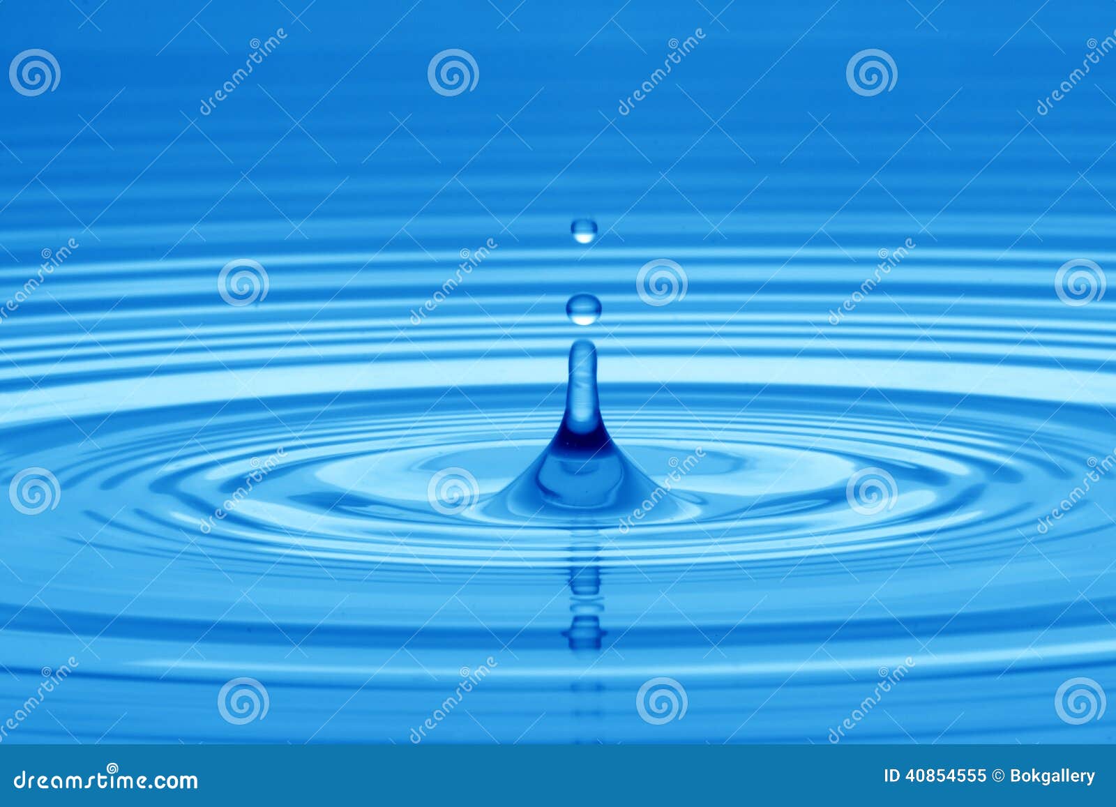 Wassertropfen im Blau stockbild. Bild von frisch, spritzen - 40854555